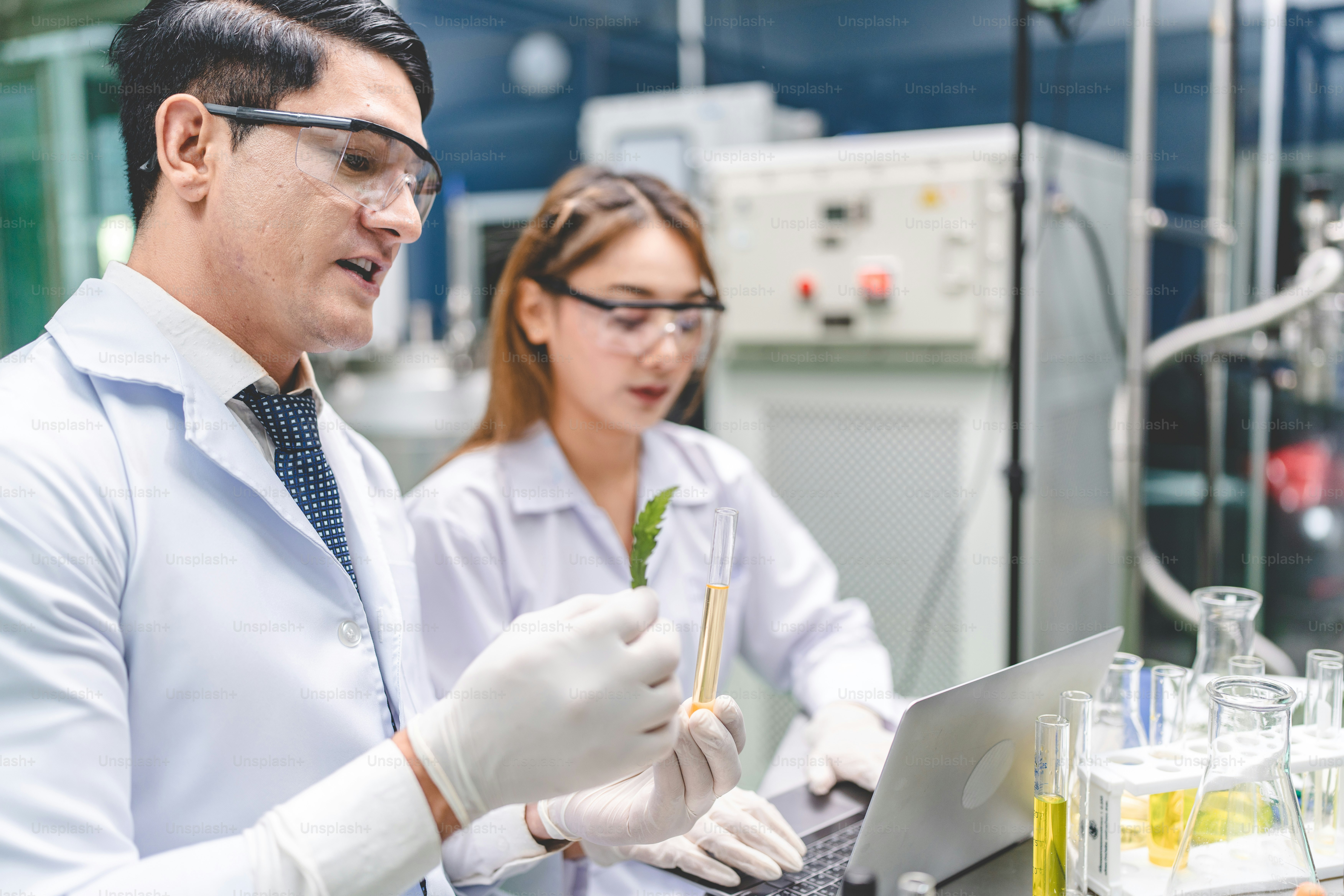 Foto Científico de medicina química que trabaja en la investigación del ...