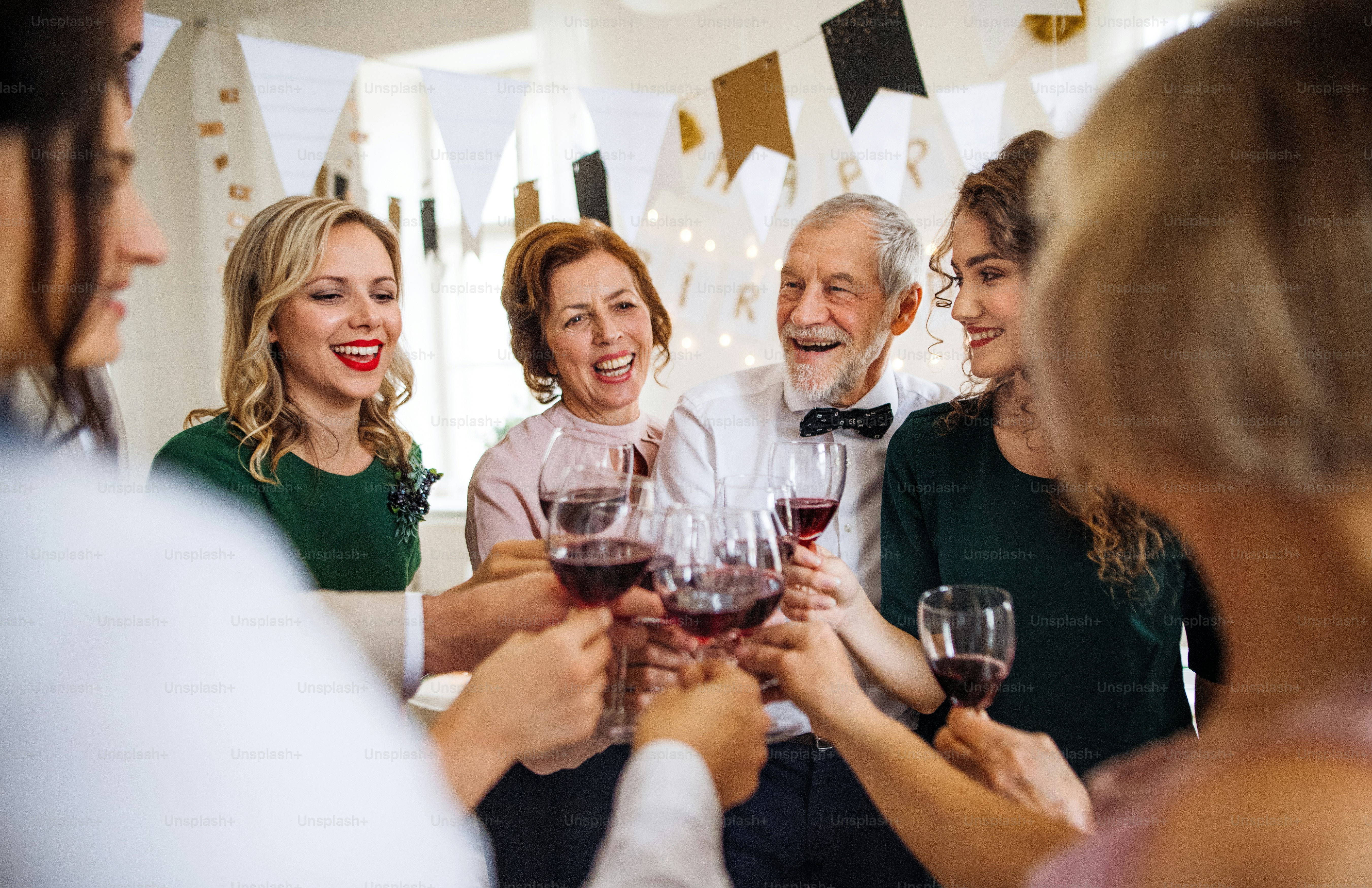 Foto Una familia multigeneracional chocando copas con vino tinto en una ...