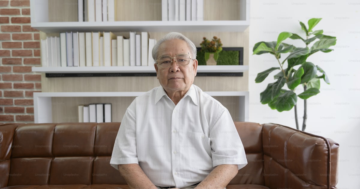 고위 아시아 남성은 건강 문제에 대한 의사 상담과 함께 소셜 네트워크에서 화상 통화를 하고 머리 사진은 초상화를 닫습니다