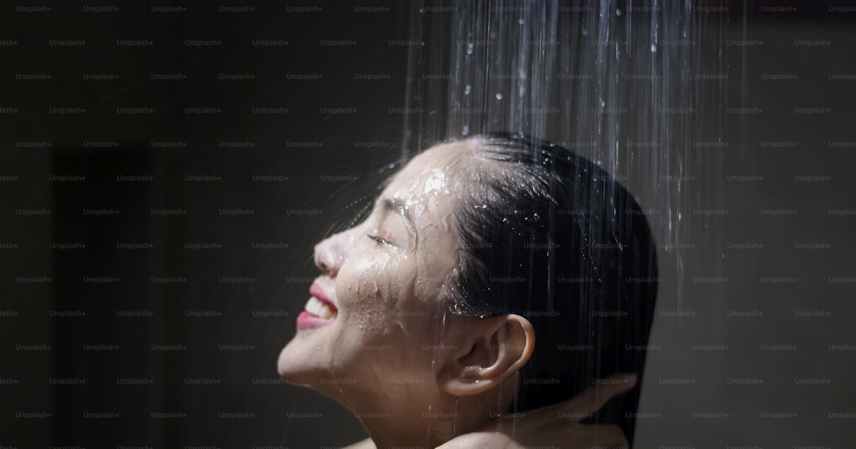Joven Hermosa Mujer Lavándose El Pelo En Un Baño De Su Casa Foto