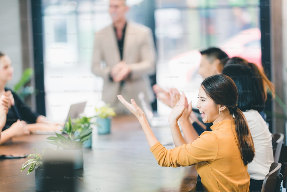 Des collègues de travail discutent de nouvelles idées et font du ... Des collègues de travail discutent de nouvelles idées et font du ...