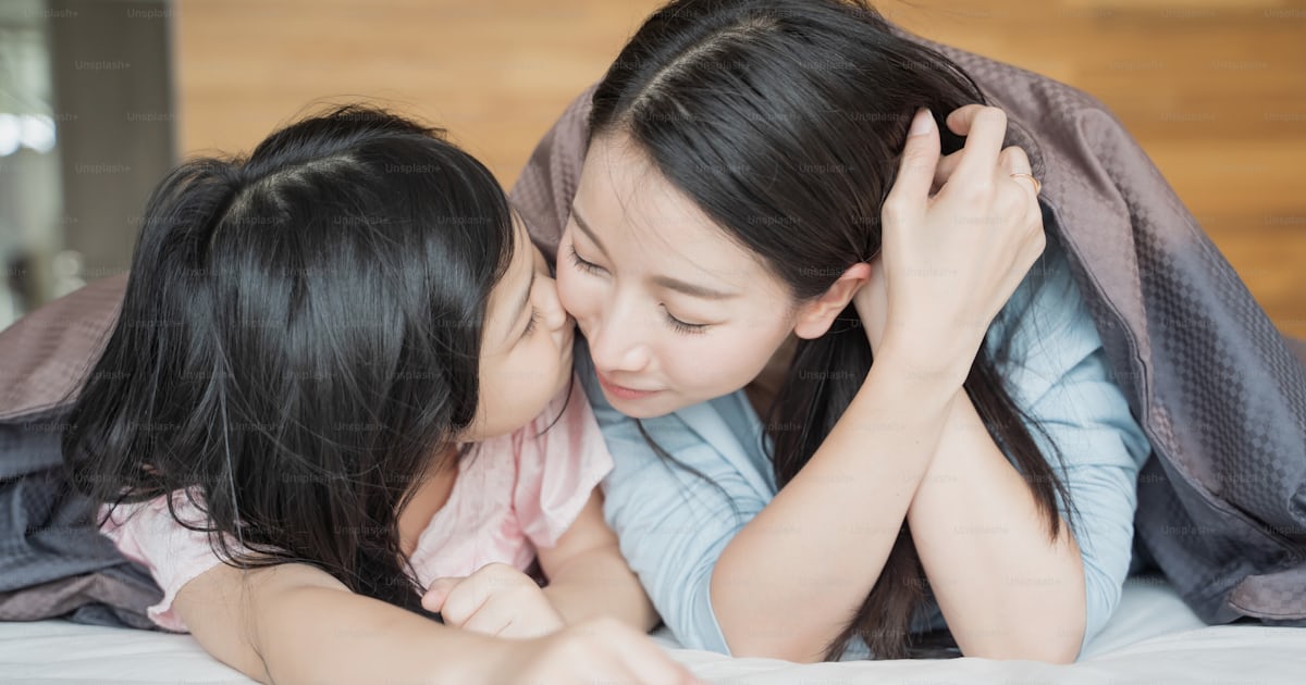 딸은 어머니의 뺨에 키스한다 그리고 침실에서 껴안고 행복한 아시아 가족 사진 Unsplash의 기쁨 이미지