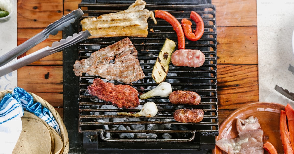 멕시코 타코와 전통 음식 간식 및 사람들이 테이블 위에 손을 대는 라틴어 친구들 평면도 멕시코 요리 라틴 아메리카 사진