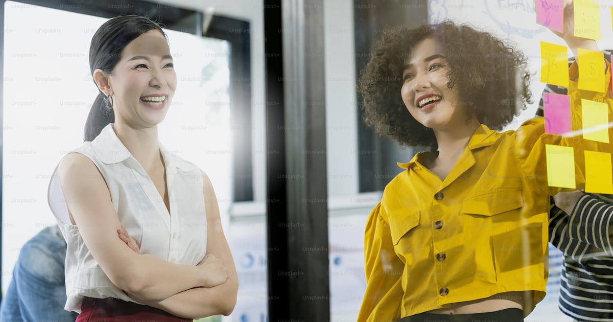 아시아 젊은 창조적 인 여성 직원 비즈니스 회의 사무실 배경에 행복 한 캐주얼 회의 좋은 리더십과 팀워크는 성공으로 이어집니다