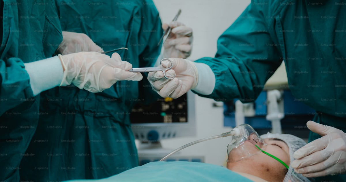 병원 수술실에서 사용하기 위한 외과 의료 기기 전문 의사로부터 사용하는 수술 의료 기기 도구 사진 Unsplash의 외과