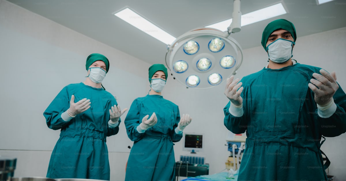 병원 수술실에서 사용하기 위한 외과 의료 기기 전문 의사로부터 사용하는 수술 의료 기기 도구 사진 Unsplash의 외과