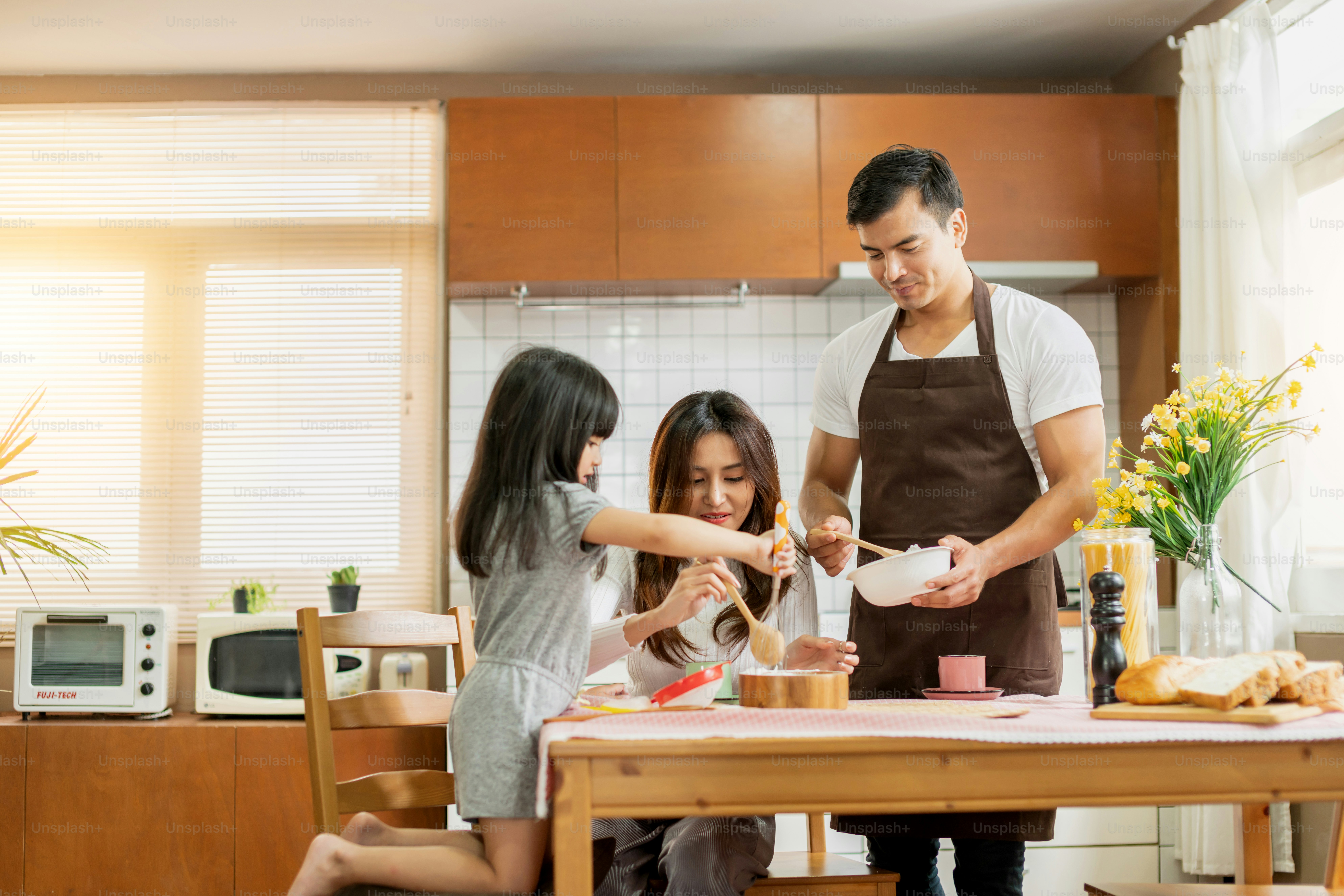 Foto Dulces actividades de fin de semana en familia cocinando junto con ...