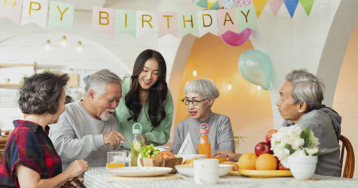 노인 탁아소에서 생일 파티 아시아 여성 노인 남성 여성 웃음 미소 긍정적 인 대화 인사말 양로원에서 친구 파티 노인 탁아소에서