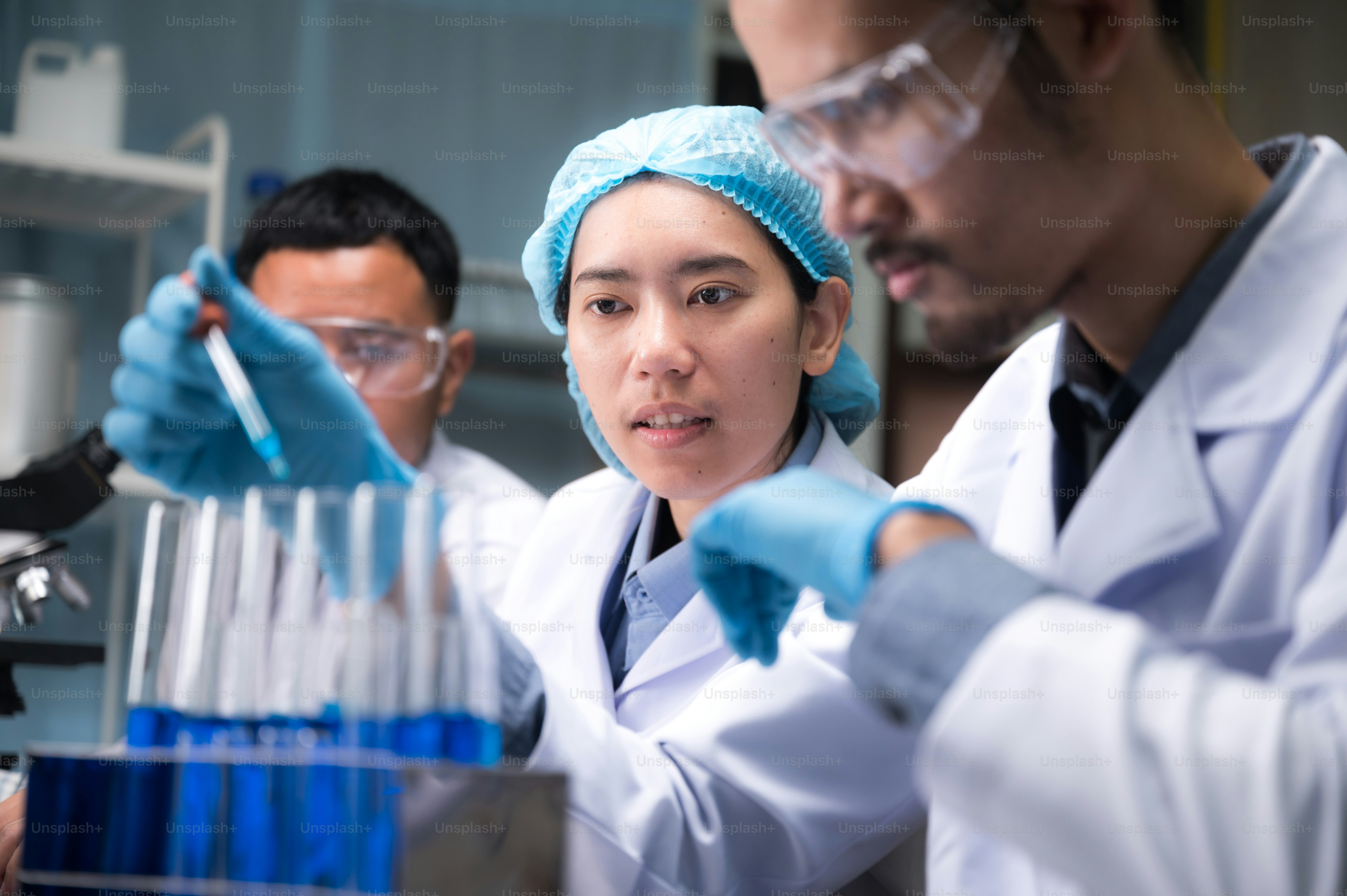 L’équipe de chercheurs scientifiques travaille dans le laboratoire ...