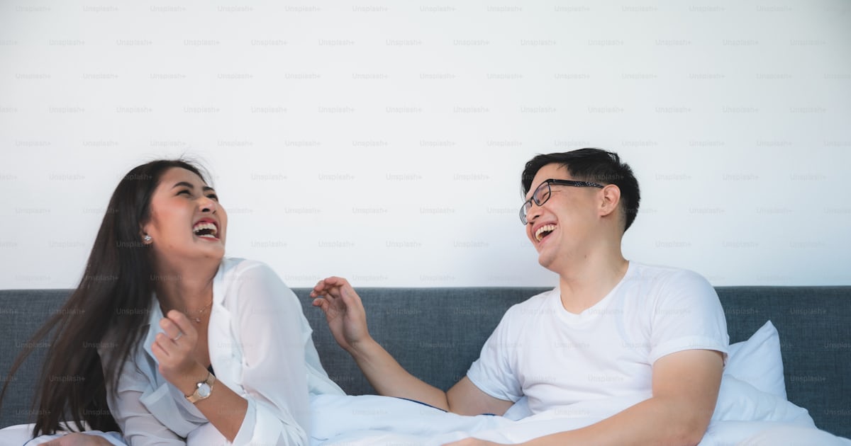 아침에 침대에서 베개 싸움을 하는 젊은 아시아 커플 집에서 편안하고 행복 사진 Unsplash의 아름다움 이미지