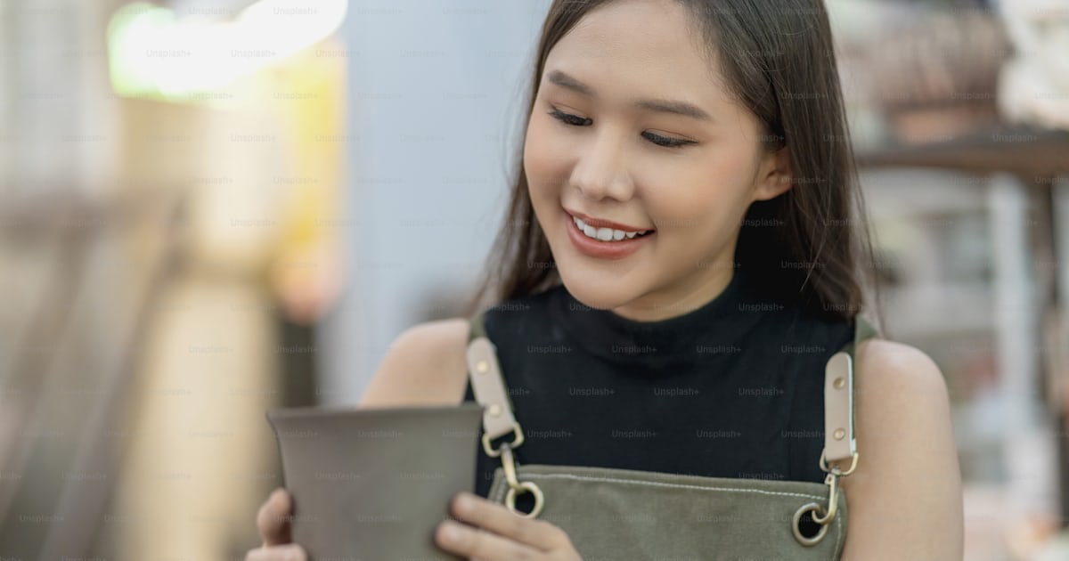 아시아 젊은 여성 여성 예술가 착용 앞치마 만들기 점토 꽃병 그릇 아름 다운 젊은 조각가는 홈 스튜디오 창고에서 점토 예술