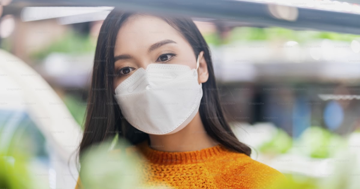 기업가 그린 하우스 수경 농장 중소 기업 아시아 여성 소유자 착용 얼굴 마스크 손 사용 정제 품질 검사 물 시스템 및 비료 공급
