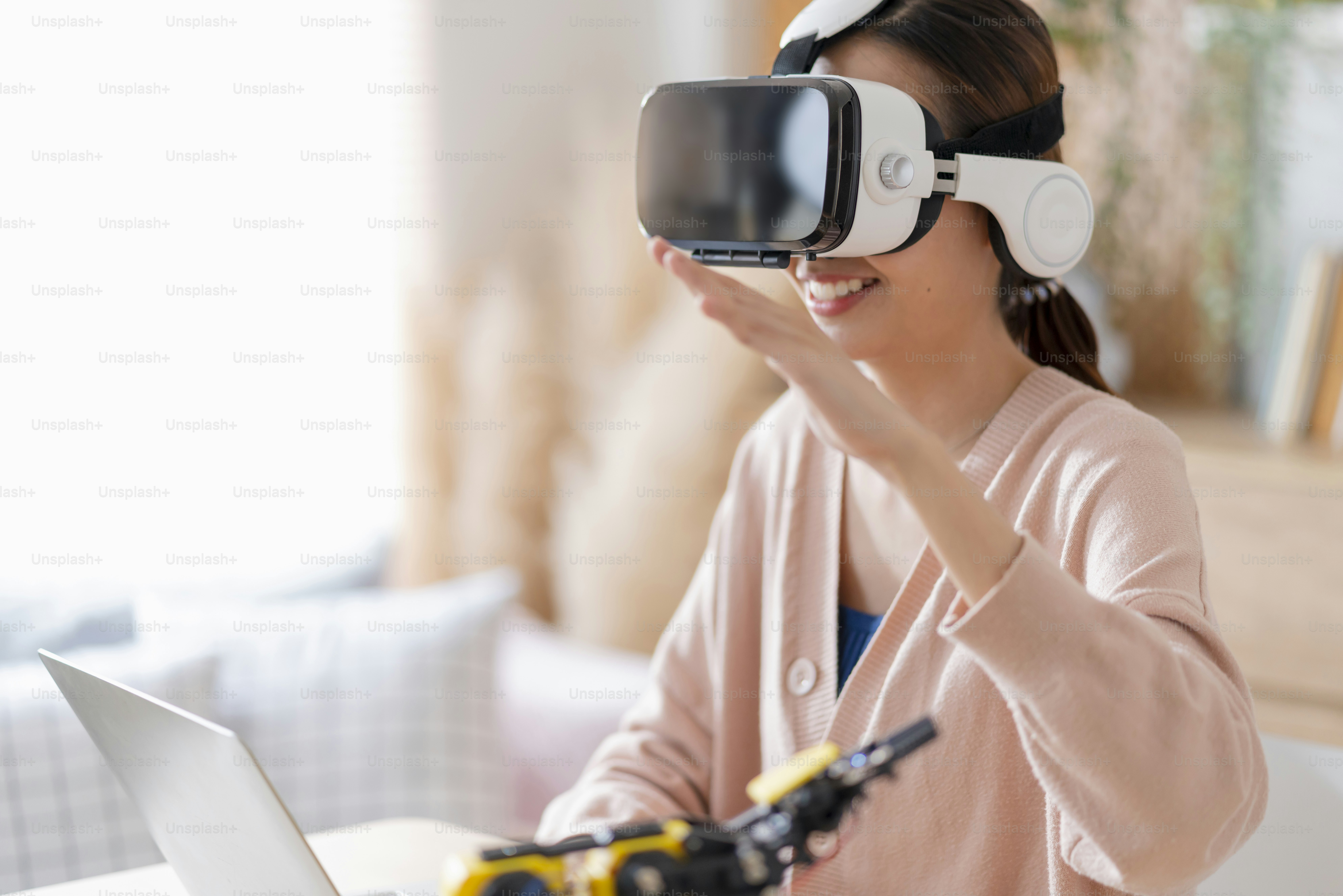 Programmeuse féminine asiatique intelligente porter le bras robotique d ...