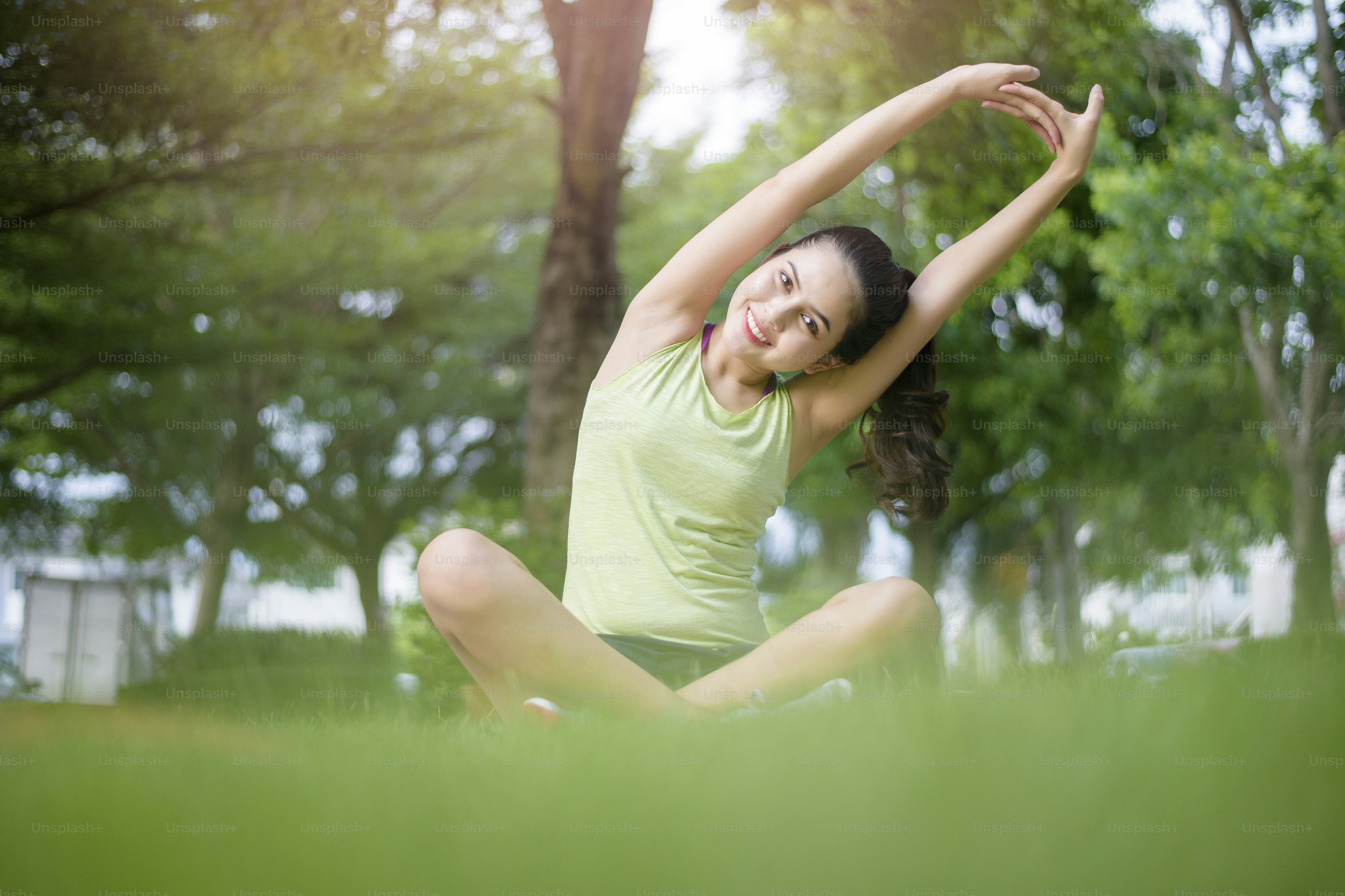 La femme fait de l’exercice en plein air photo – Faire de l'exercice ...