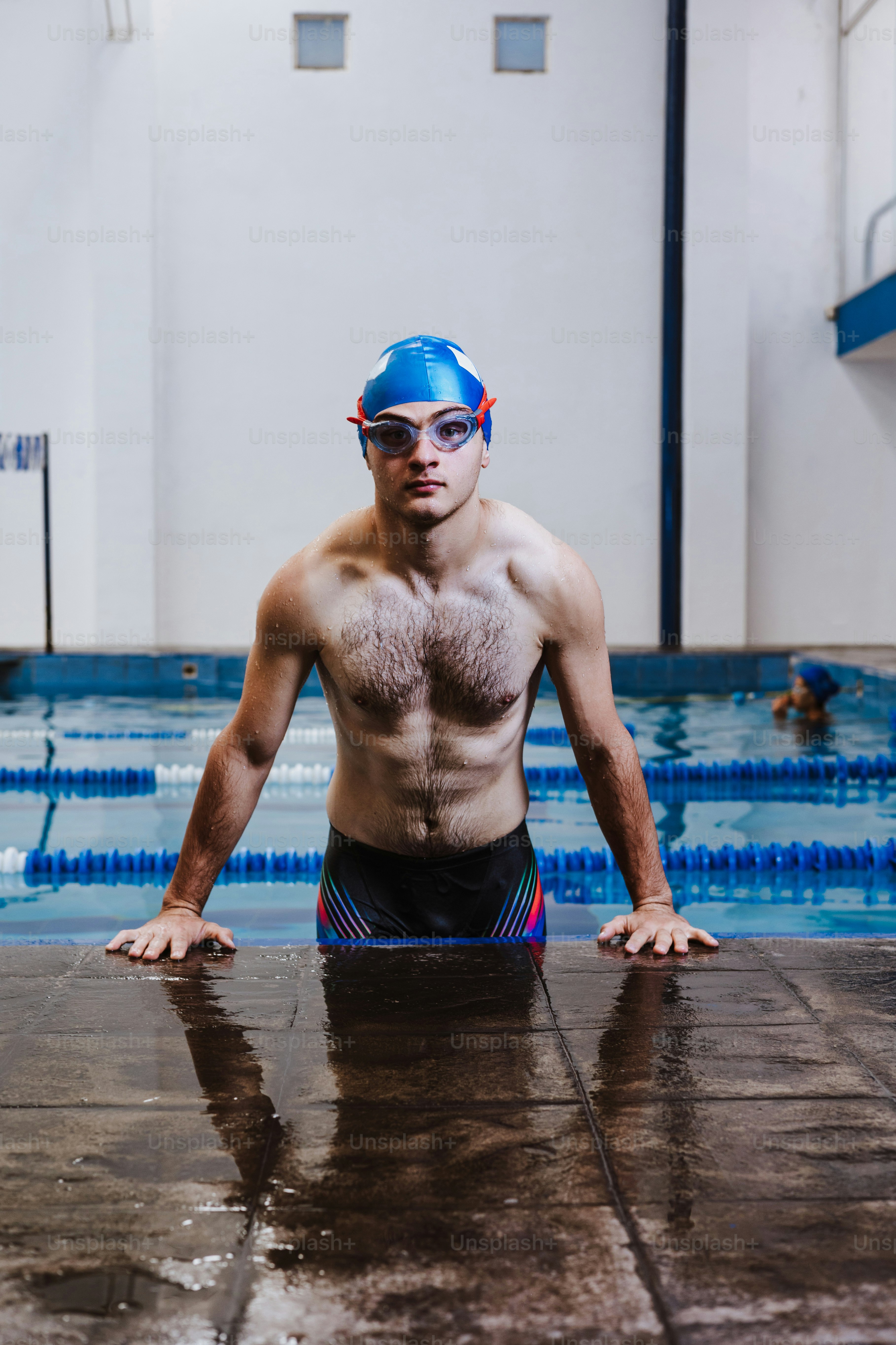 Foto Atleta de natación joven hispano con gorra en un entrenamiento de ...