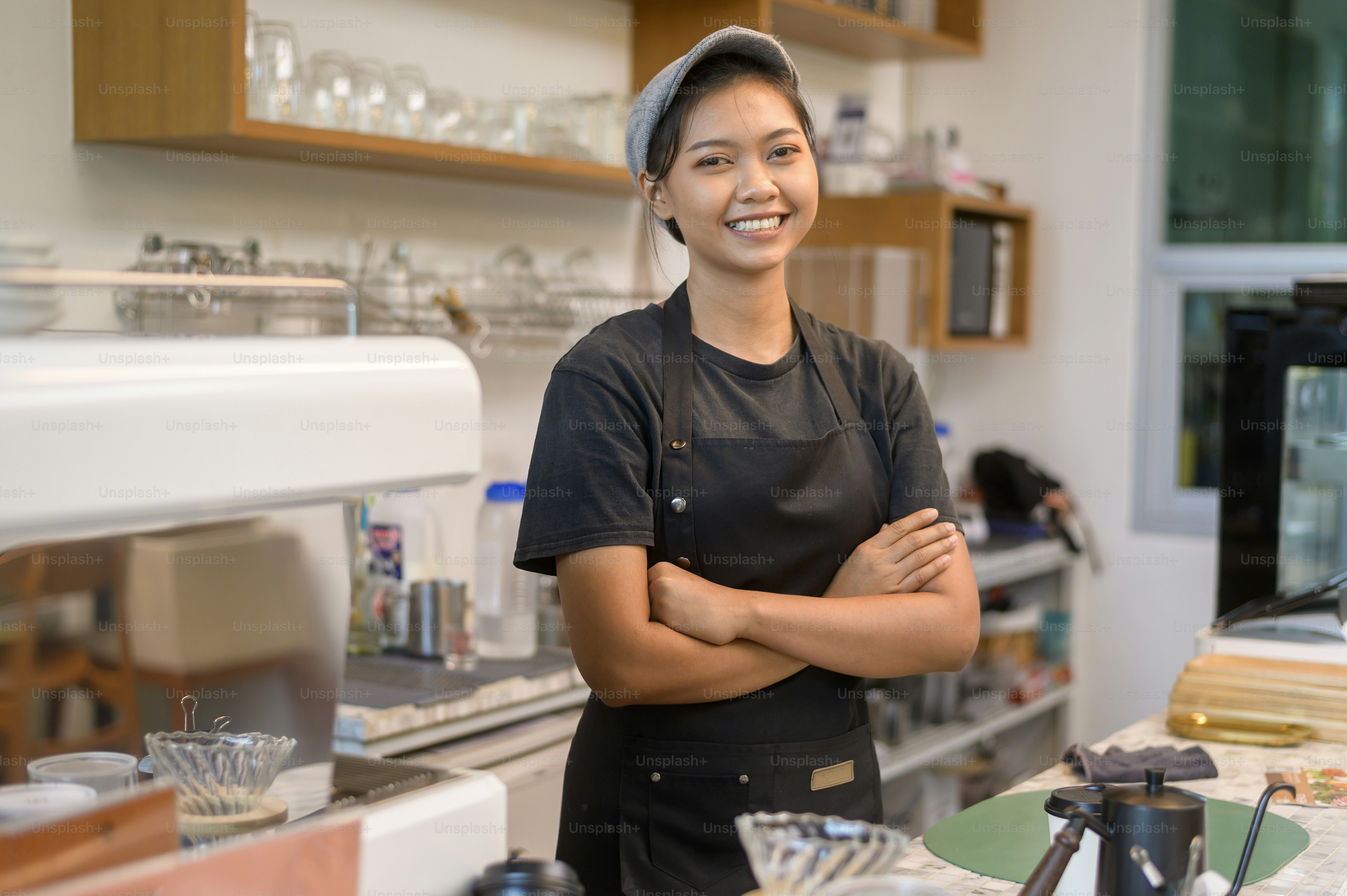 Joven barista con vocación de servicio que trabaja en una cafetería ...