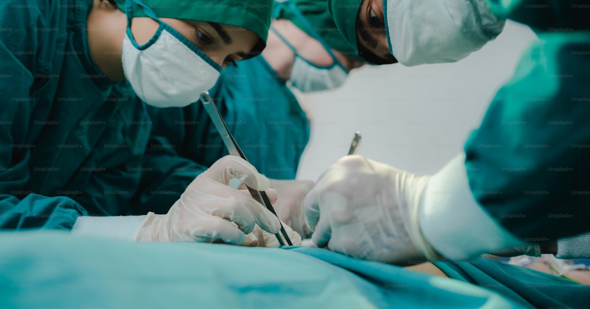 병원 수술실에서 사용하기 위한 외과 의료 기기 전문 의사로부터 사용하는 수술 의료 기기 도구 사진 Unsplash의 외과