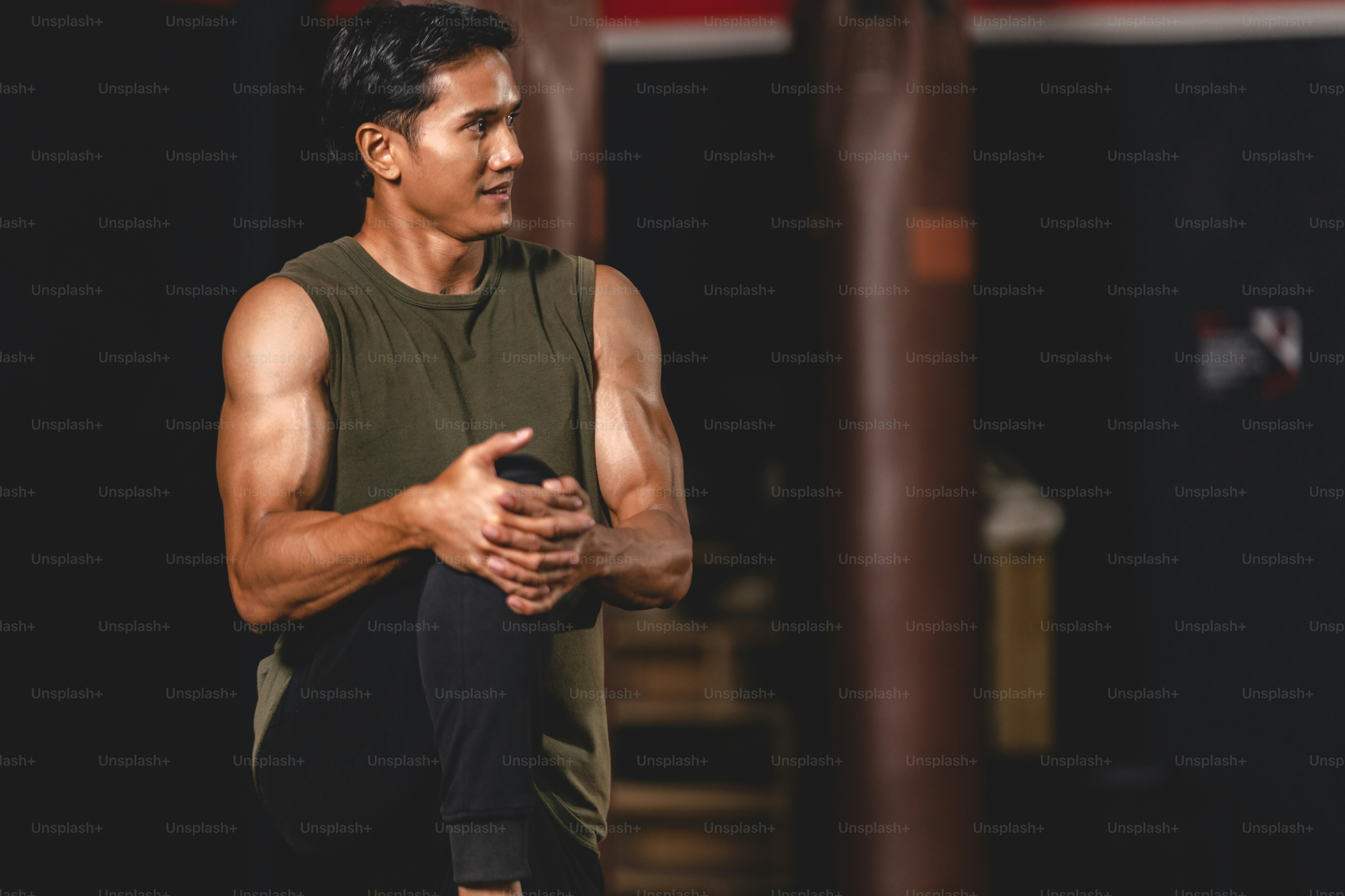 Personne d’homme d’athlète fort faisant de l’exercice dans un gymnase ...