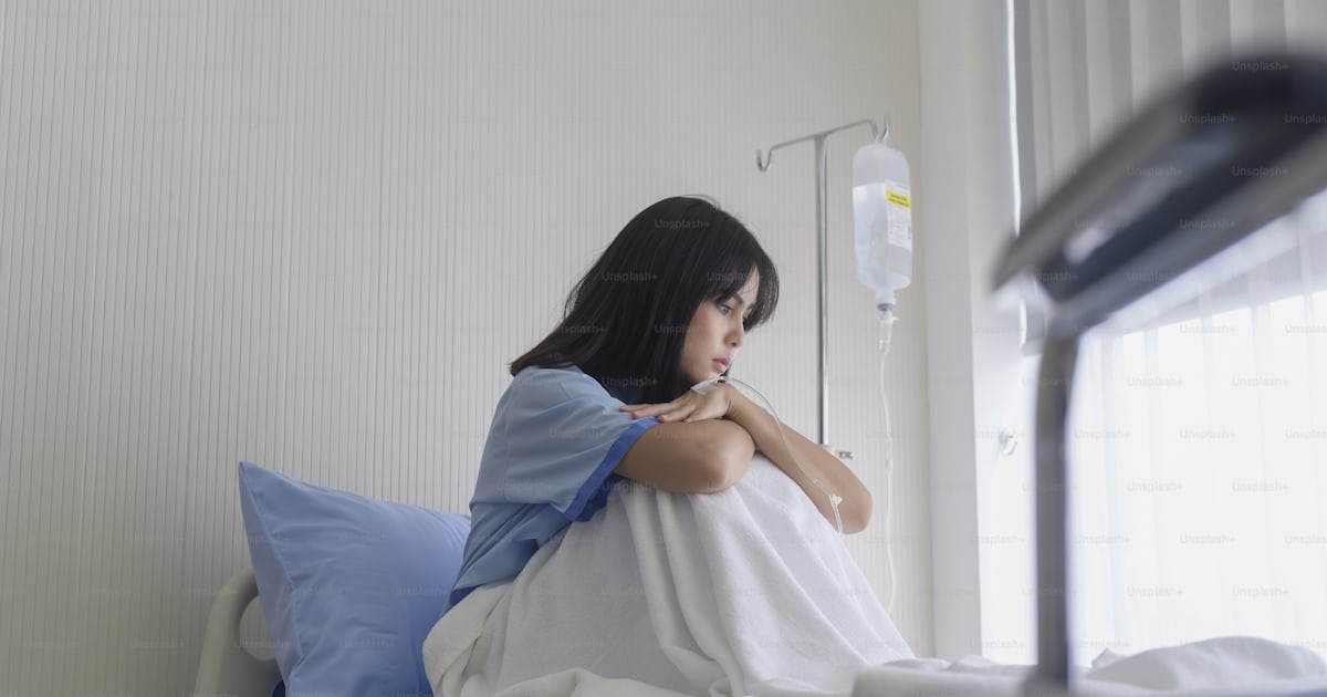 낙담한 아시아 여성 환자 암이 거의 끝나가고 있다는 의사의 선언에 따라 사진 Unsplash의 기억하다 이미지