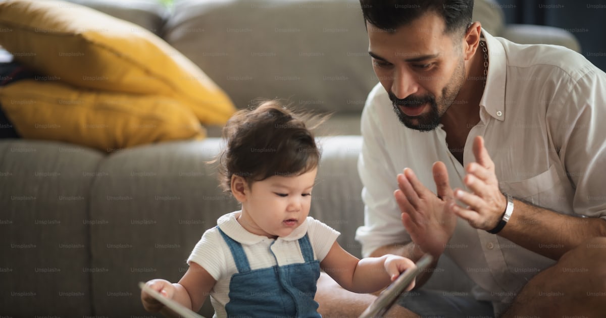 Foto zum Thema Familie des Kindes Baby und Vater, Mann Elternteil ... Foto zum Thema Familie des Kindes Baby und Vater, Mann Elternteil ...