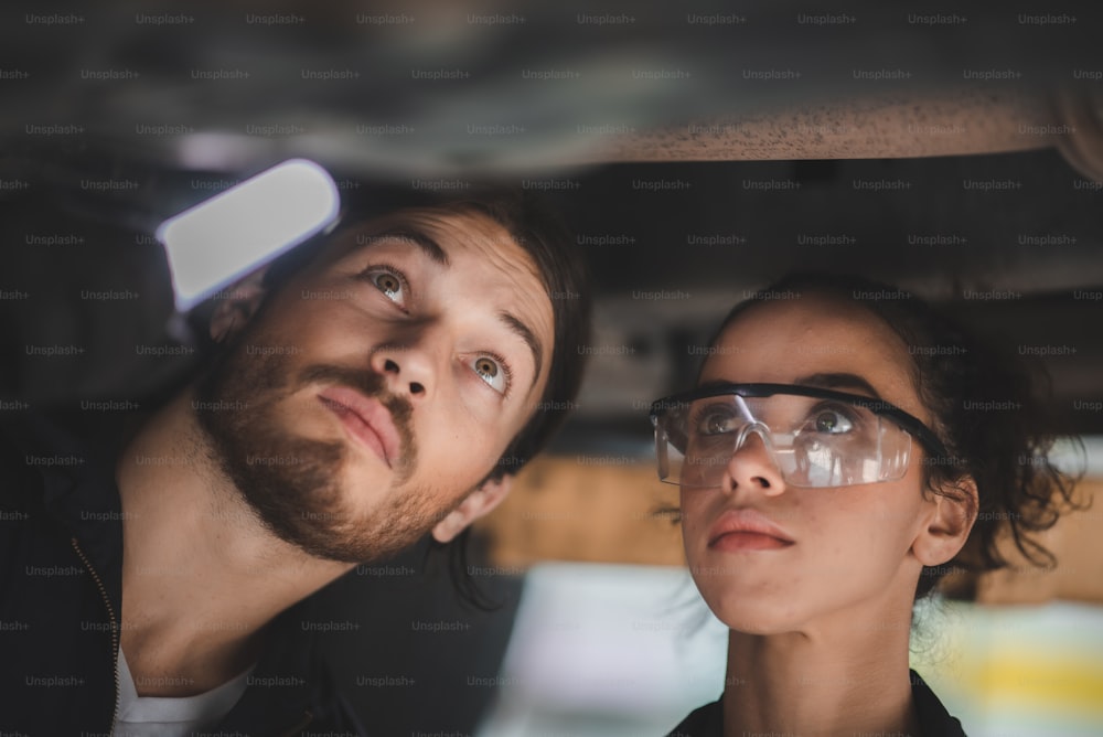 Foto Antecedentes de mecánico que trabaja en el servicio de motor de ... Foto Antecedentes de mecánico que trabaja en el servicio de motor de ...