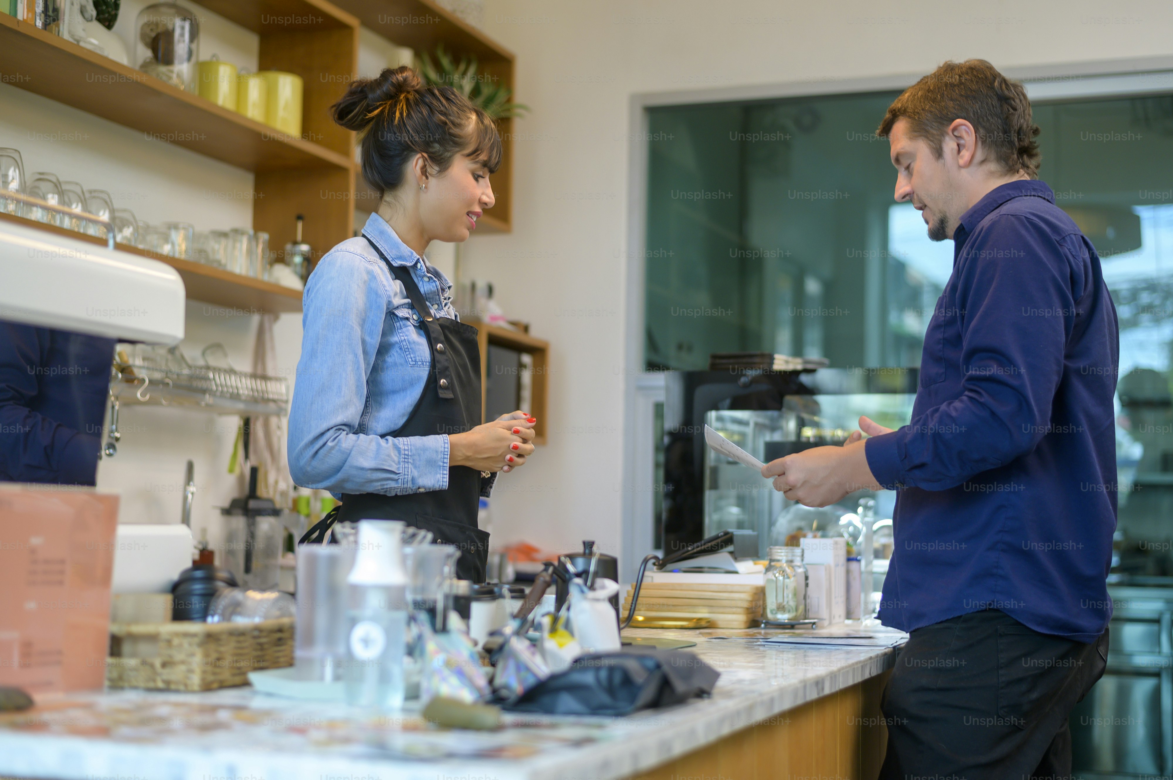 Foto Joven barista con mentalidad de servicio con cliente en cafetería ...