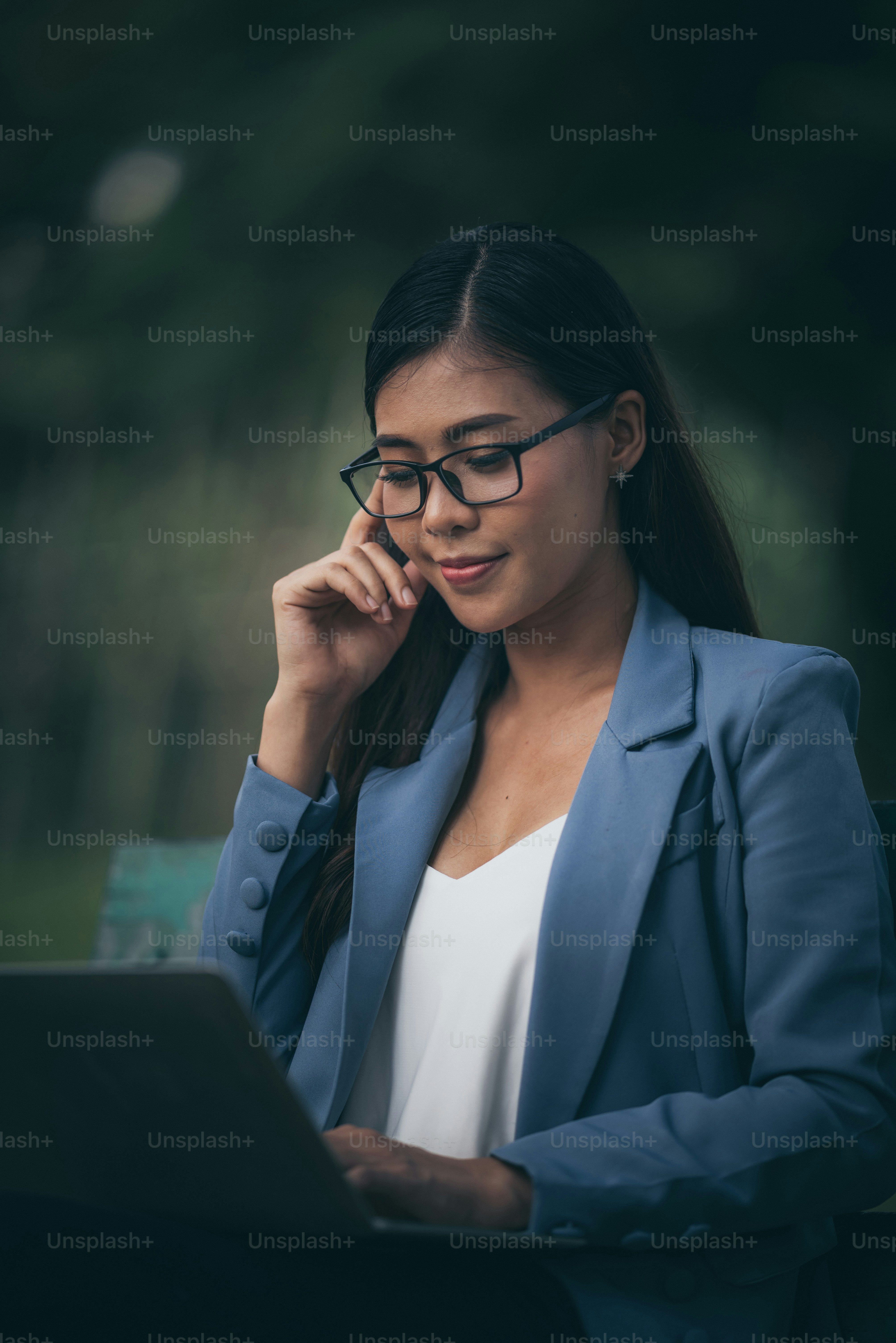 Business women using laptop for work in the garden photo – Office woman ...