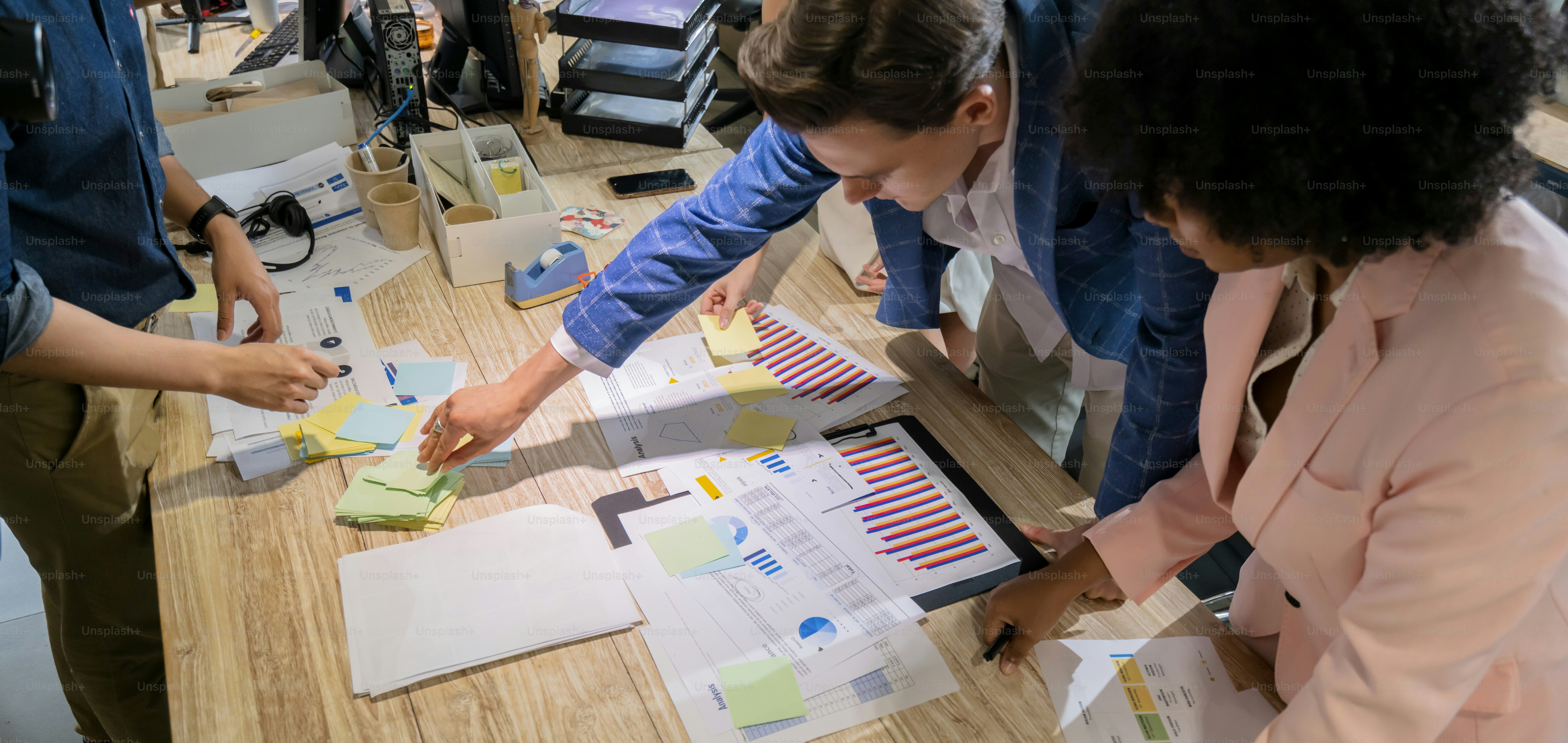 Gruppe von Millennials männlichen und weiblichen multiethnischen ...