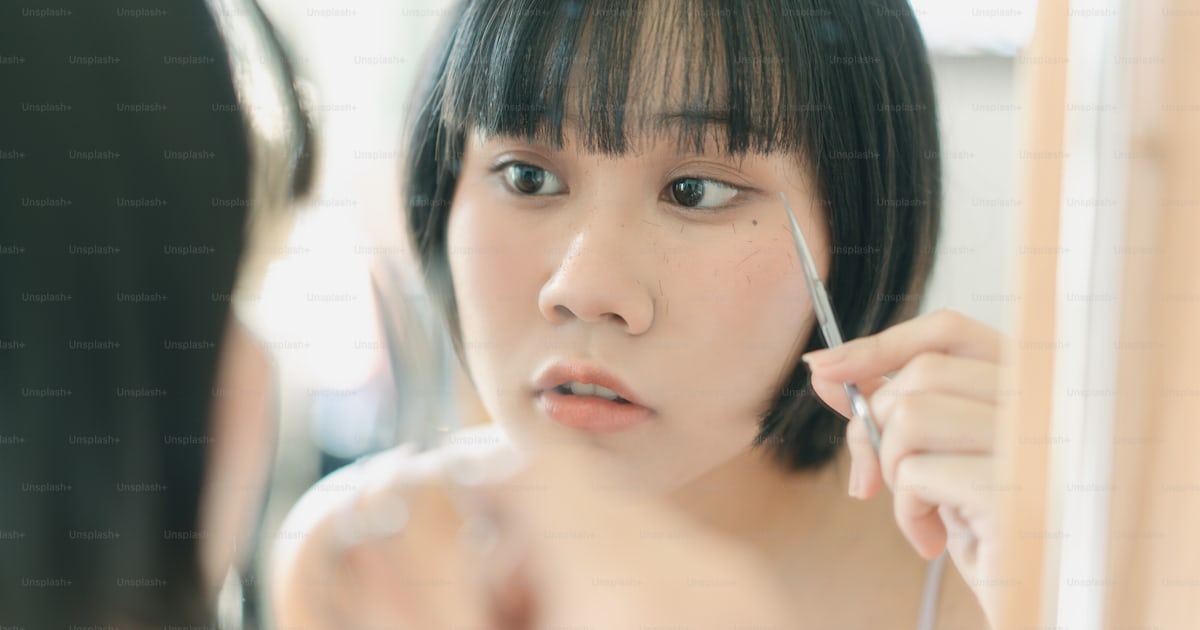 격리 라이프스타일은 집에 머무르는 개념입니다 젊은 성인 아시아 여성 자기 절단 앞머리 가위로 거울을 보는 눈 자연 채광이