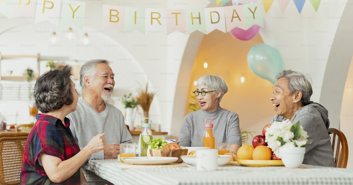 노인 탁아소에서 생일 파티 아시아 여성 노인 남성 여성 웃음 미소 긍정적 인 대화 인사말 양로원 노인 탁아소에서 생일 친구