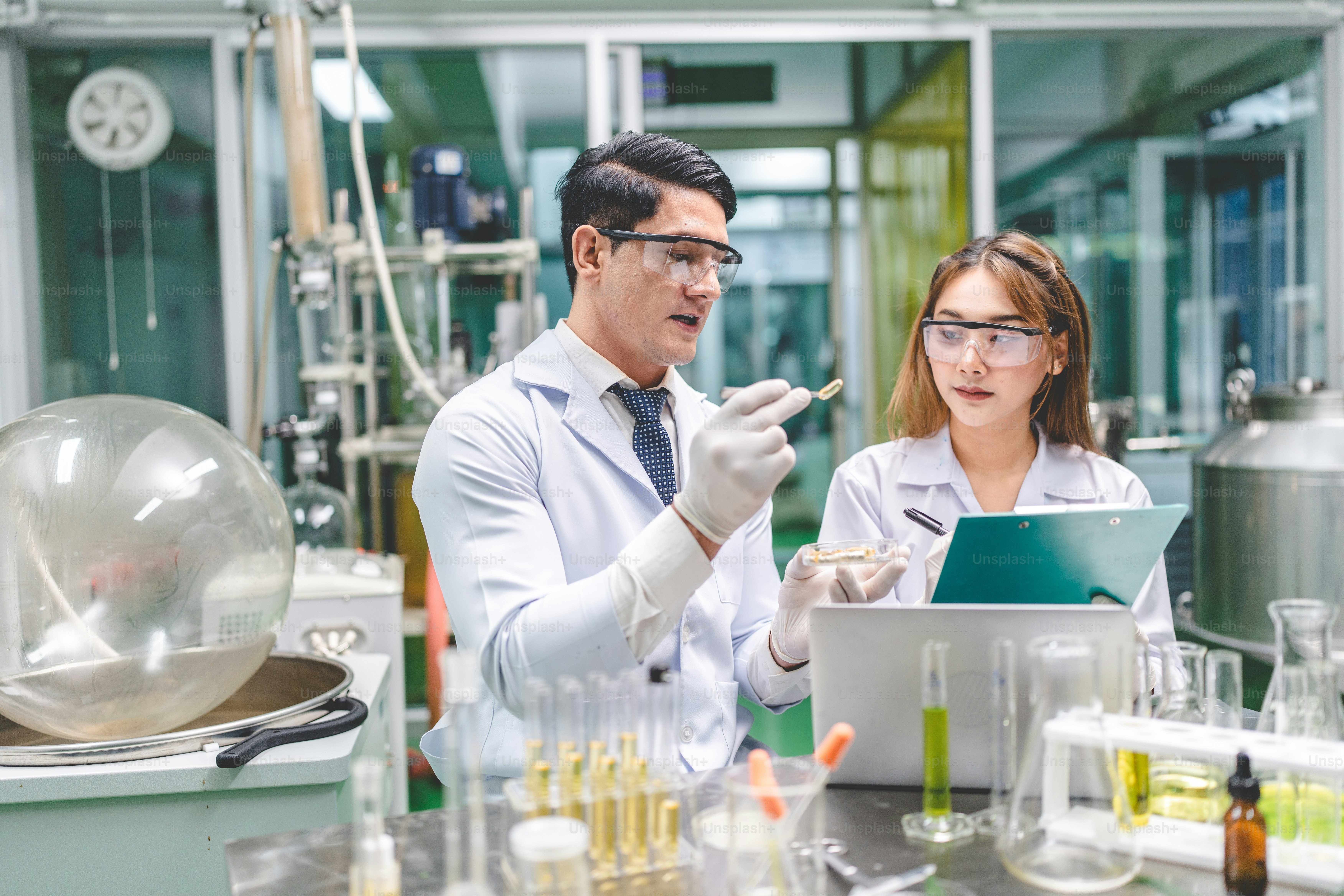 Foto Científico de medicina química que trabaja en la investigación del ...