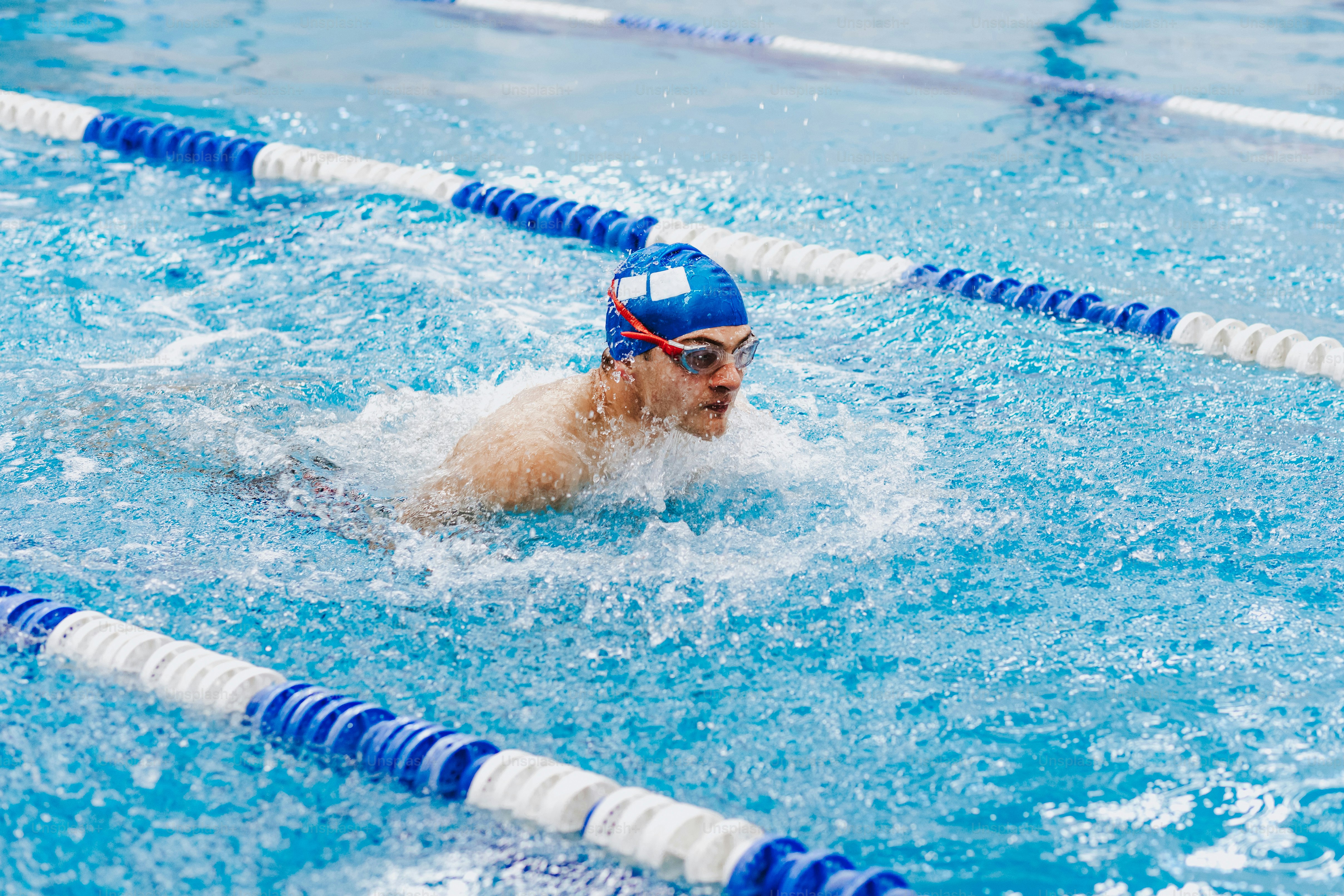 Foto Atleta de natación joven hispano con gorra en un entrenamiento de ...