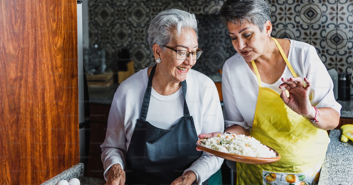 Foto Mujeres Hispanas Abuela E Hija Cocinando En La Cocina De Su Casa
