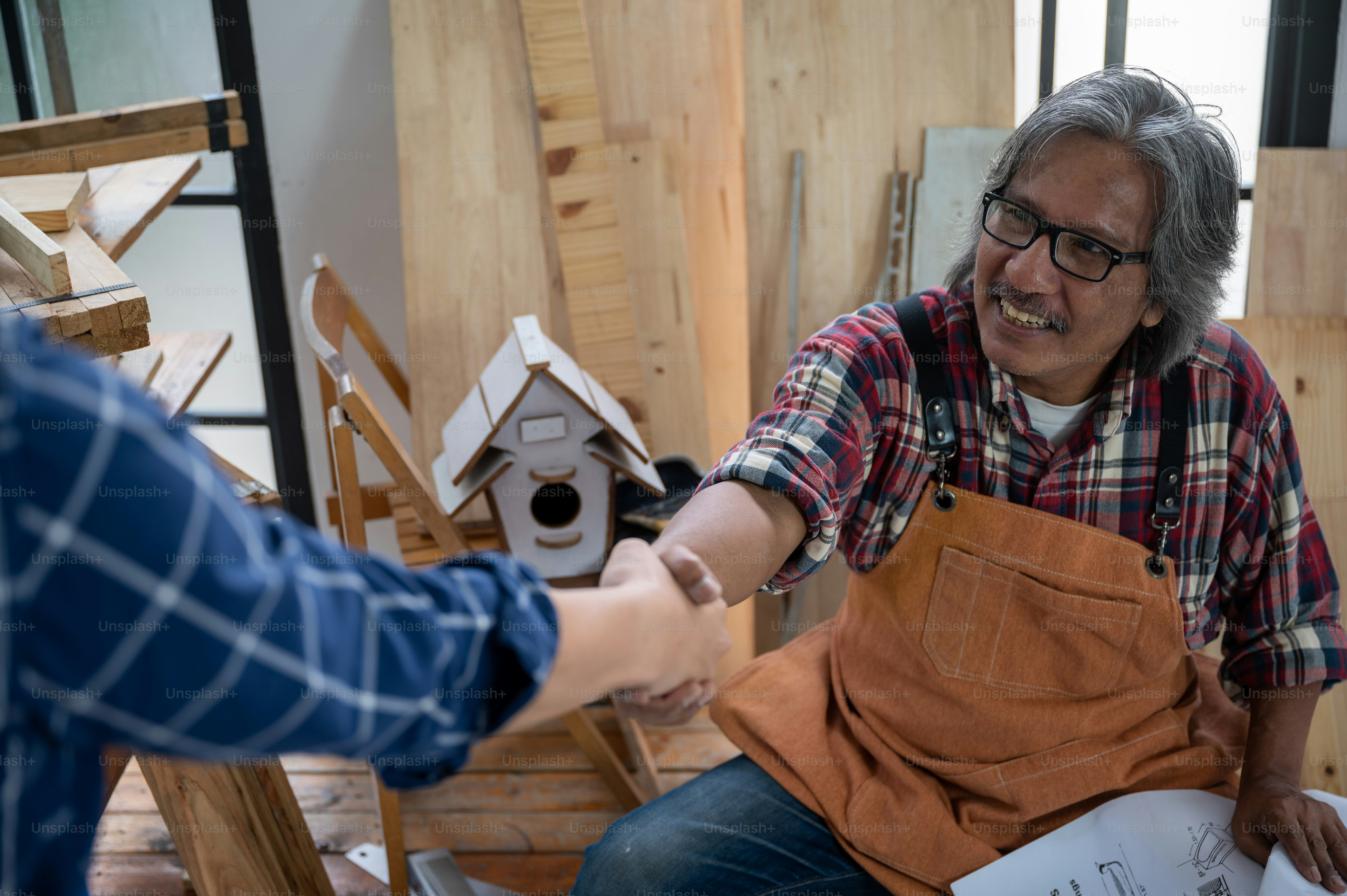 Carpenters team work together creatively, creative carpenter trainer ...