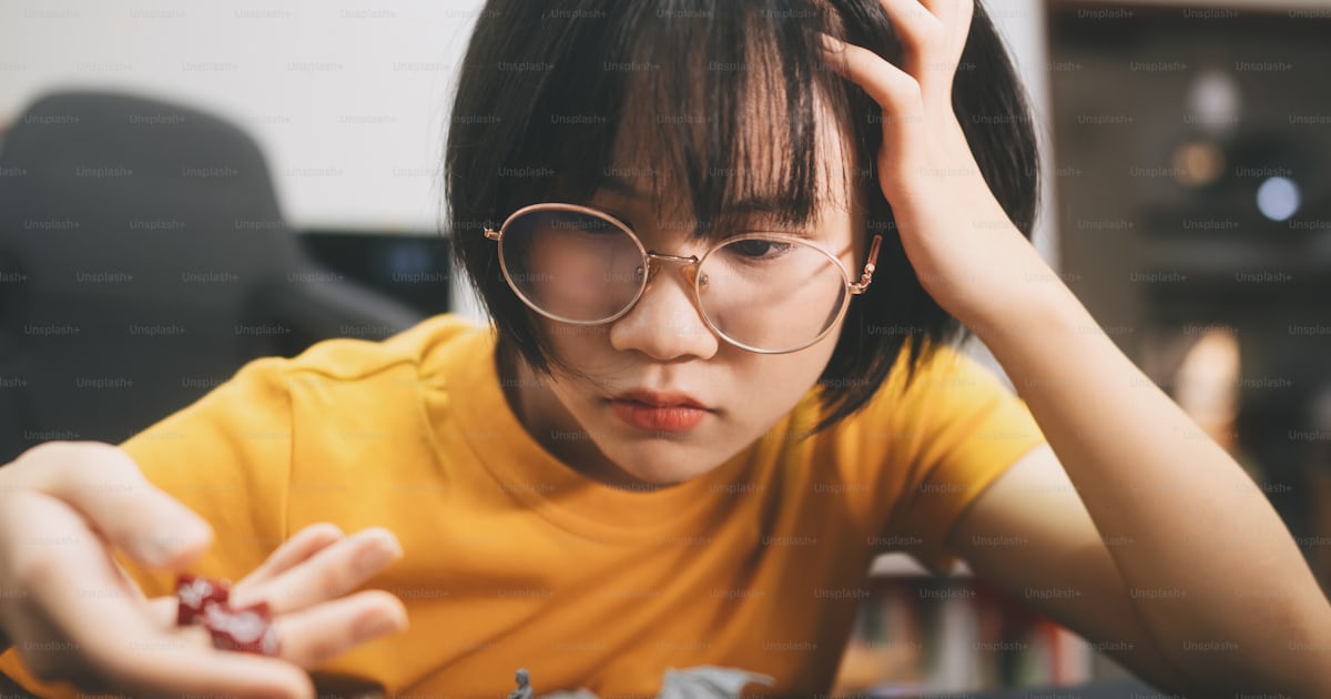집에서 재미있는 취미 컨셉을 가진 사람들의 라이프 스타일 젊은 성인 아시아 여자가 테이블 위에서 보드 게임을 하고 있다 사진