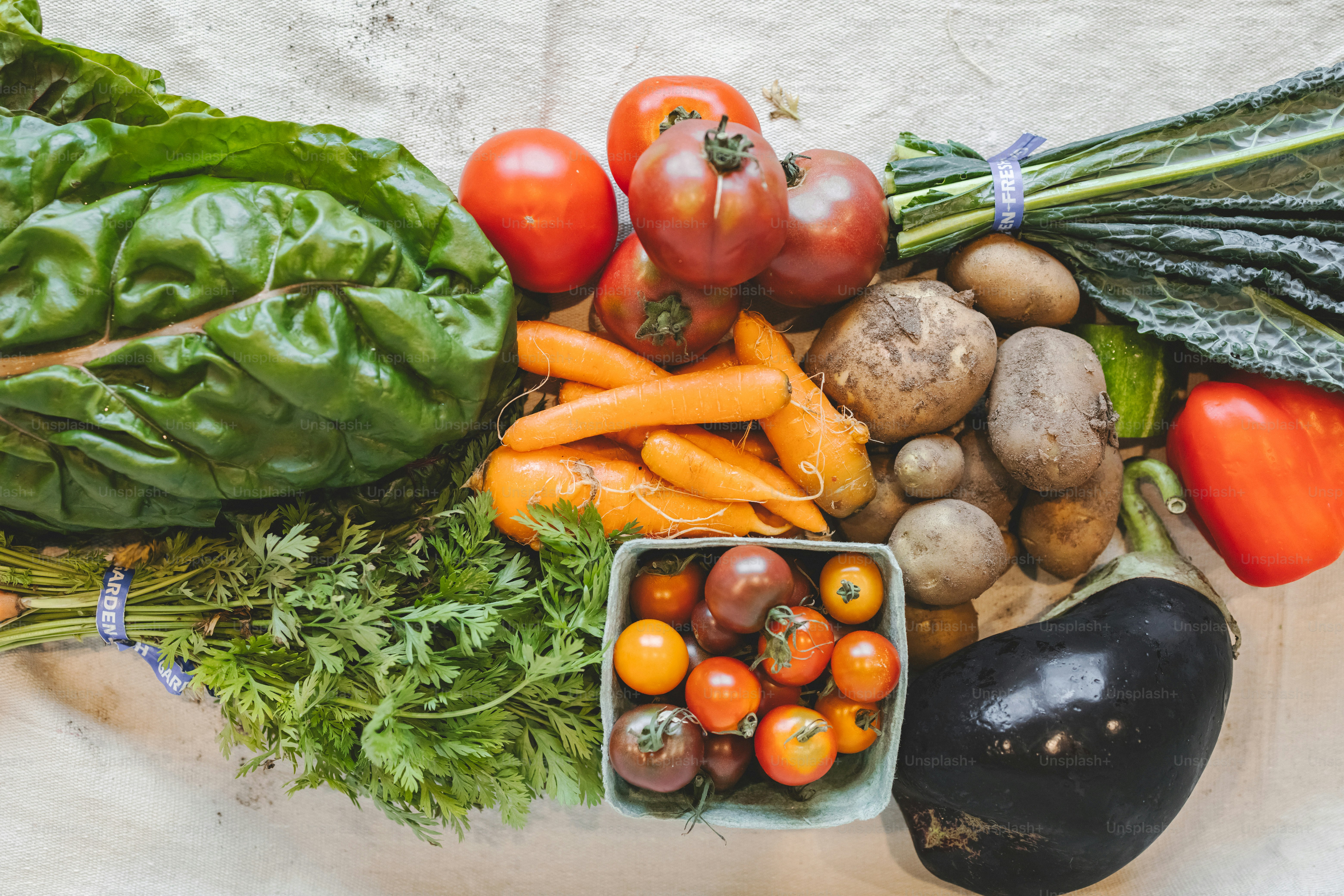 Une table surmontée de nombreux types de légumes photo – Aliments Photo ...