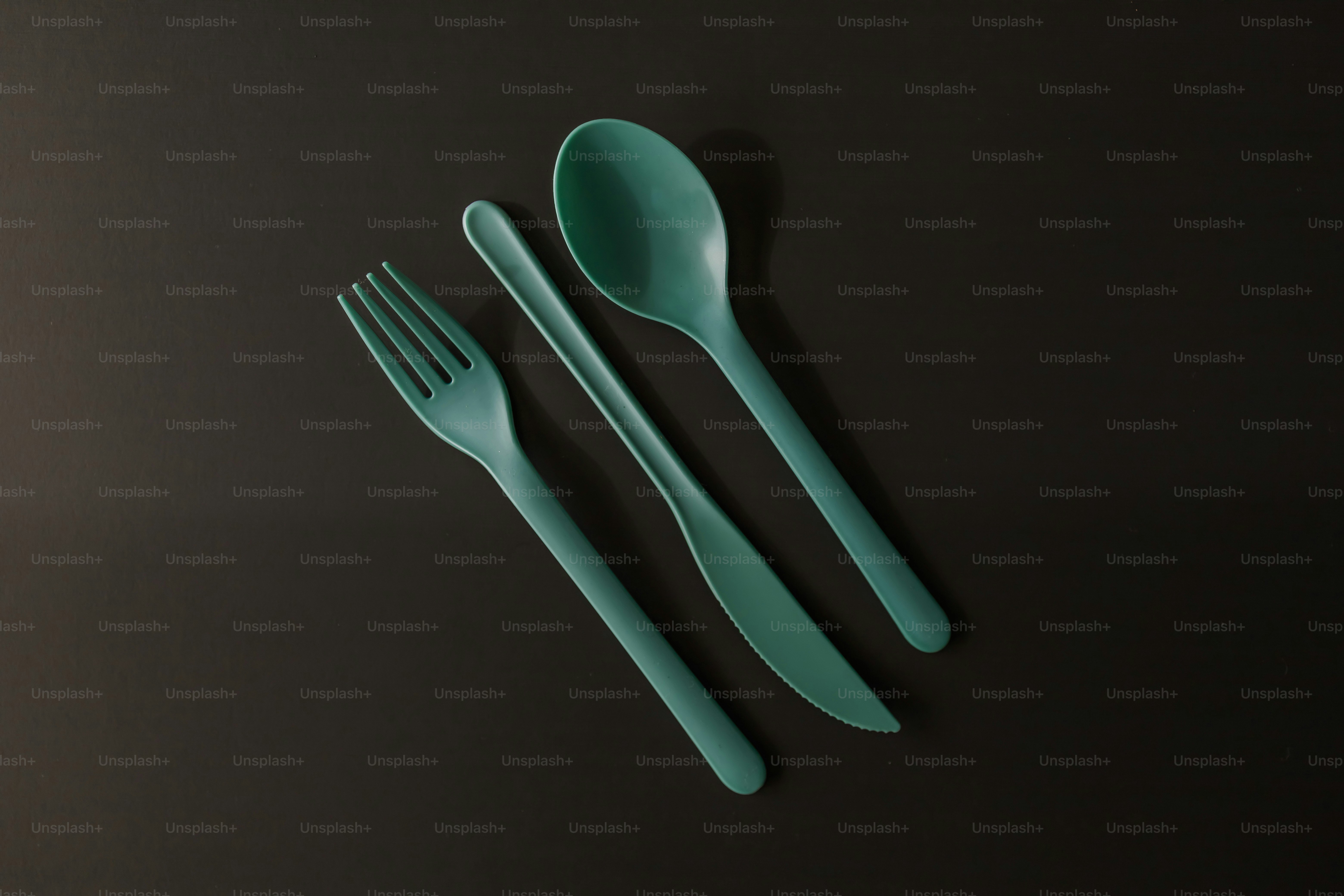 A couple of forks and a spoon on a table photo – Cutlery Image on Unsplash