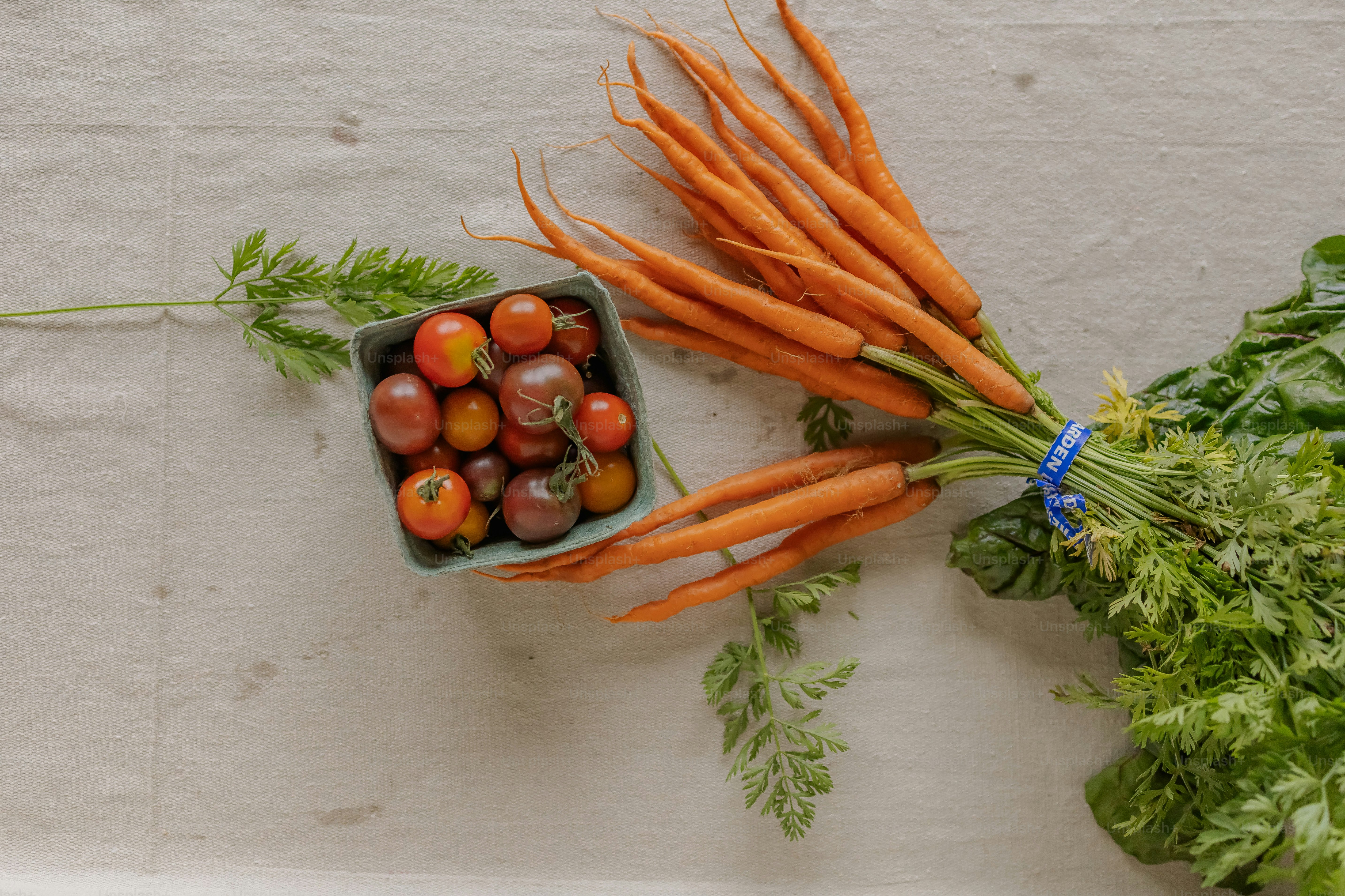A bunch of carrots and tomatoes on a table photo – Food Image on Unsplash