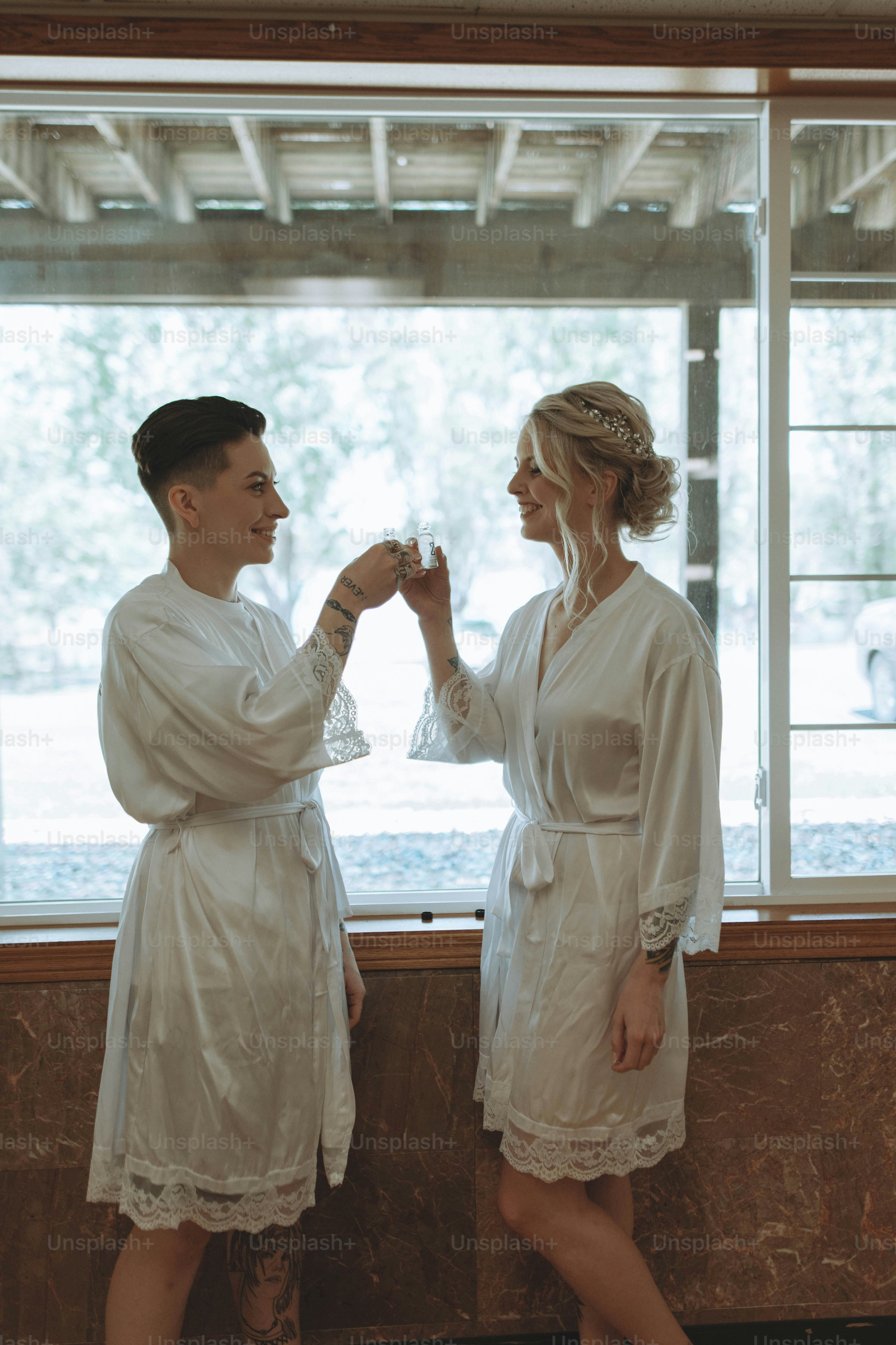 Un couple de personnes debout l’une à côté de l’autre photo – LGBT ...