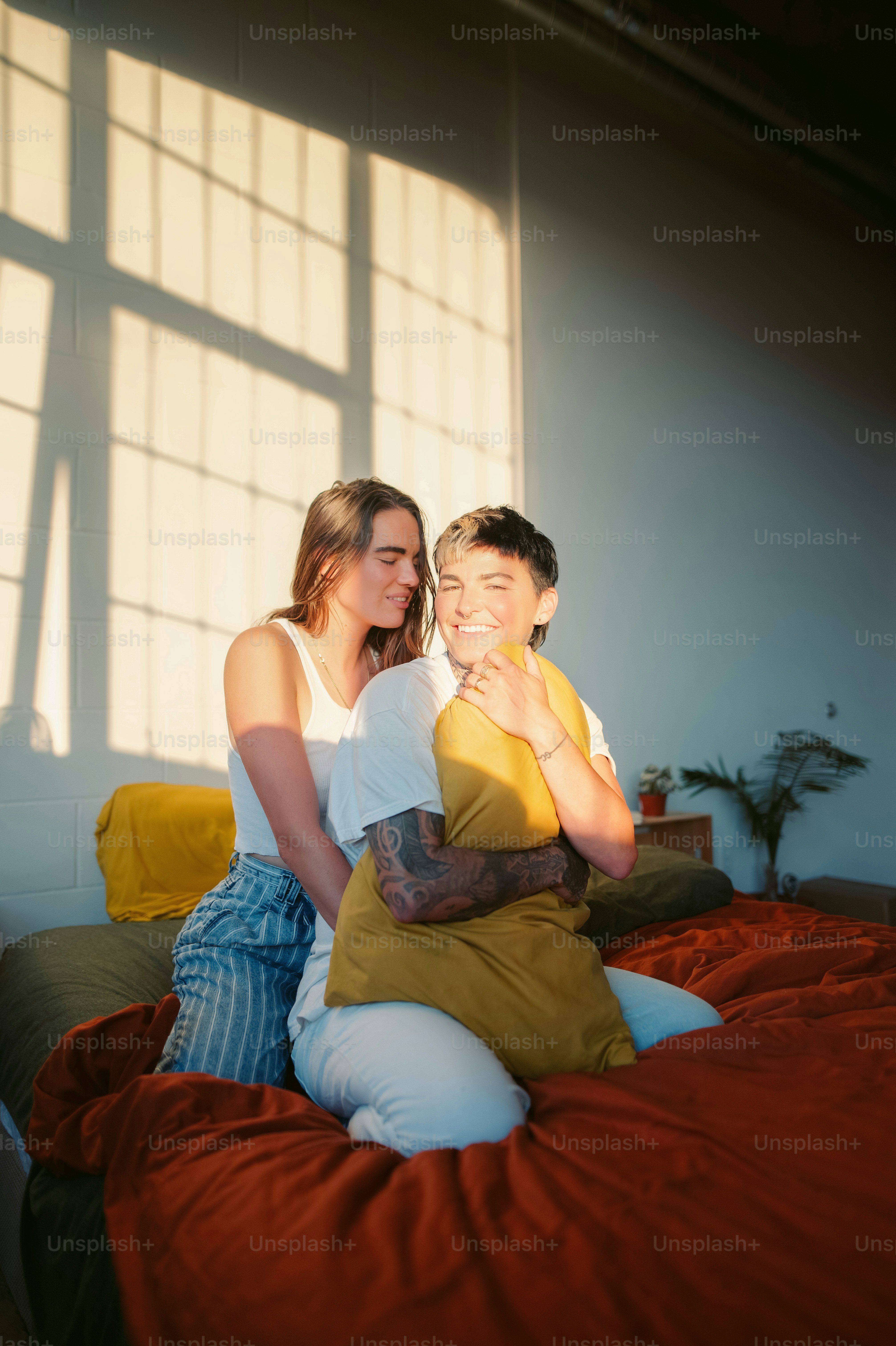 Un homme et une femme assis sur un lit photo – LGBT2+ Photo sur Unsplash