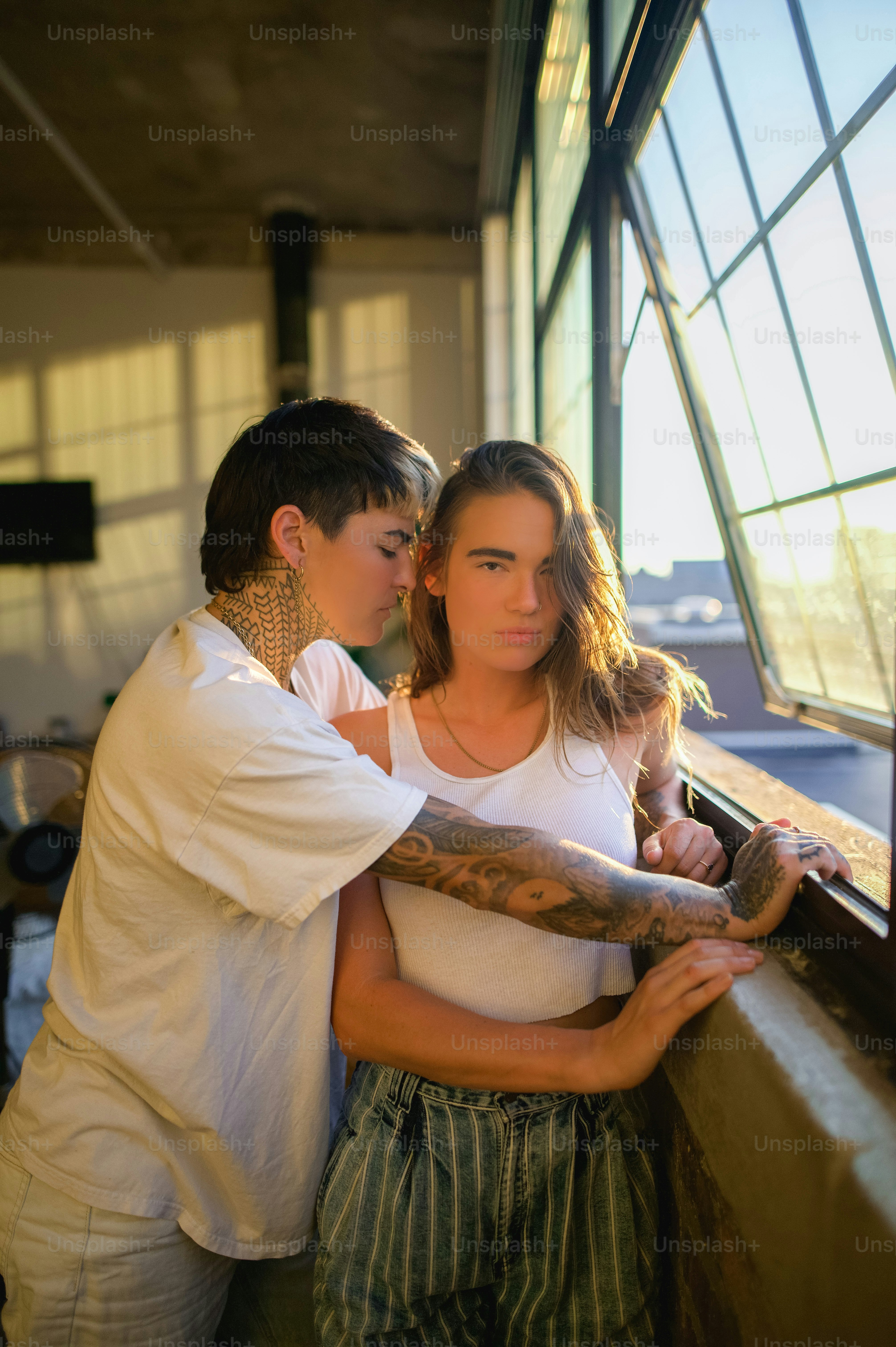 窓にもたれかかる男女の写真 – LGBT2+ Unsplashの写真