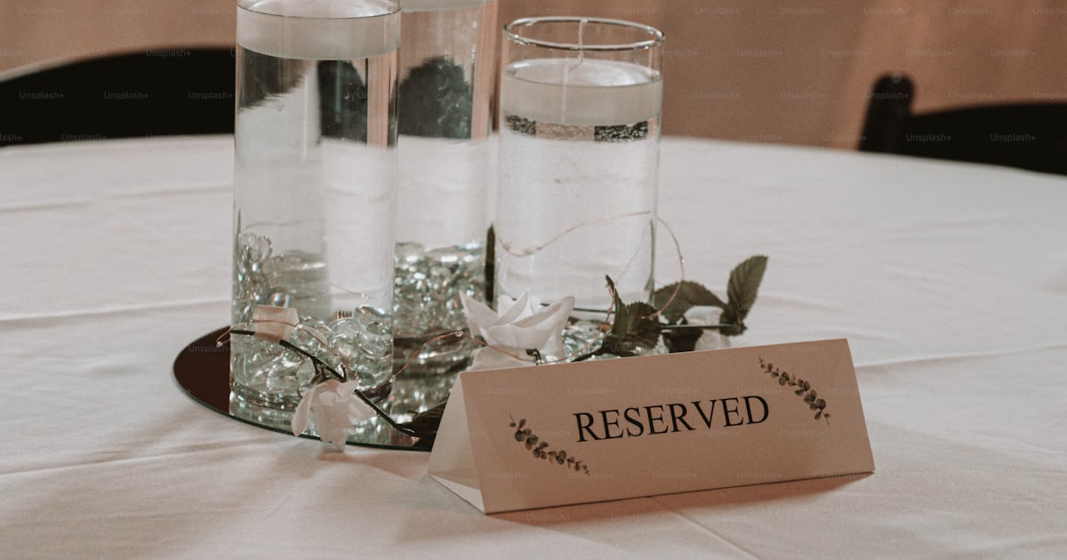 Une Table Surmontée De Deux Verres Remplis Deau Photo Réglage De La