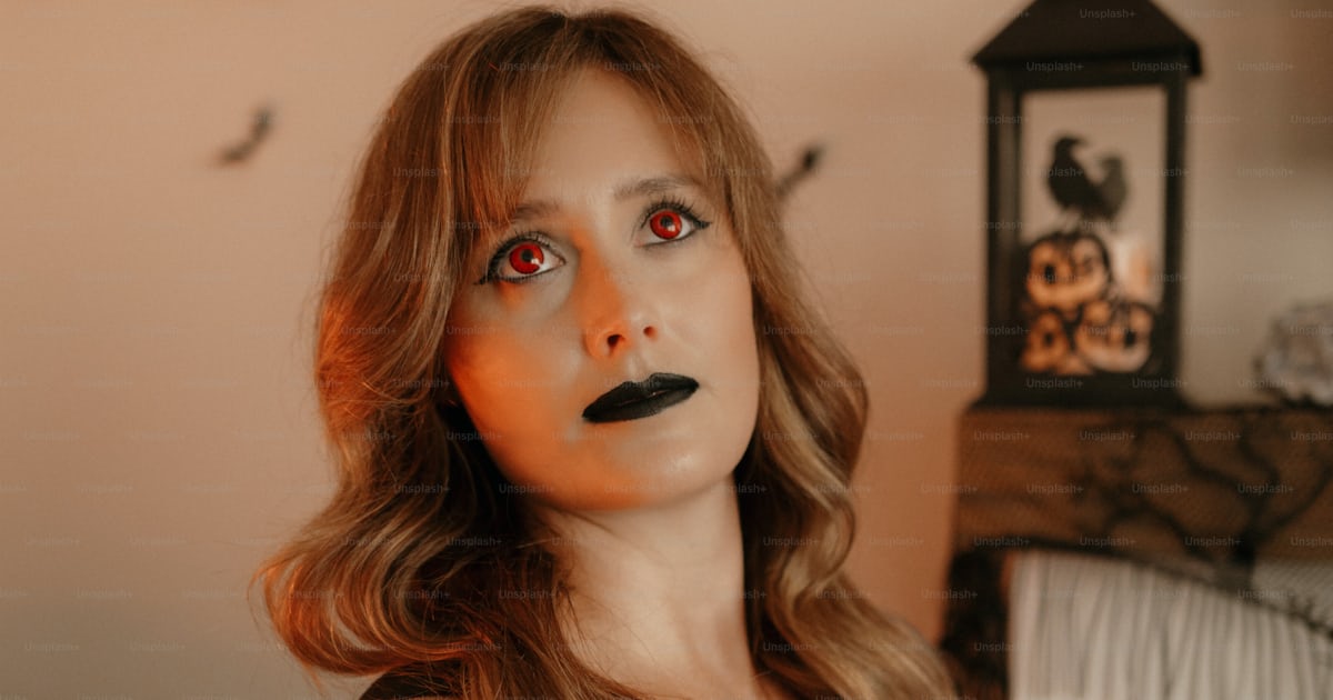 偽の口ひげを生やした黒いシャツを着た女性の写真 女性 Unsplashの写真
