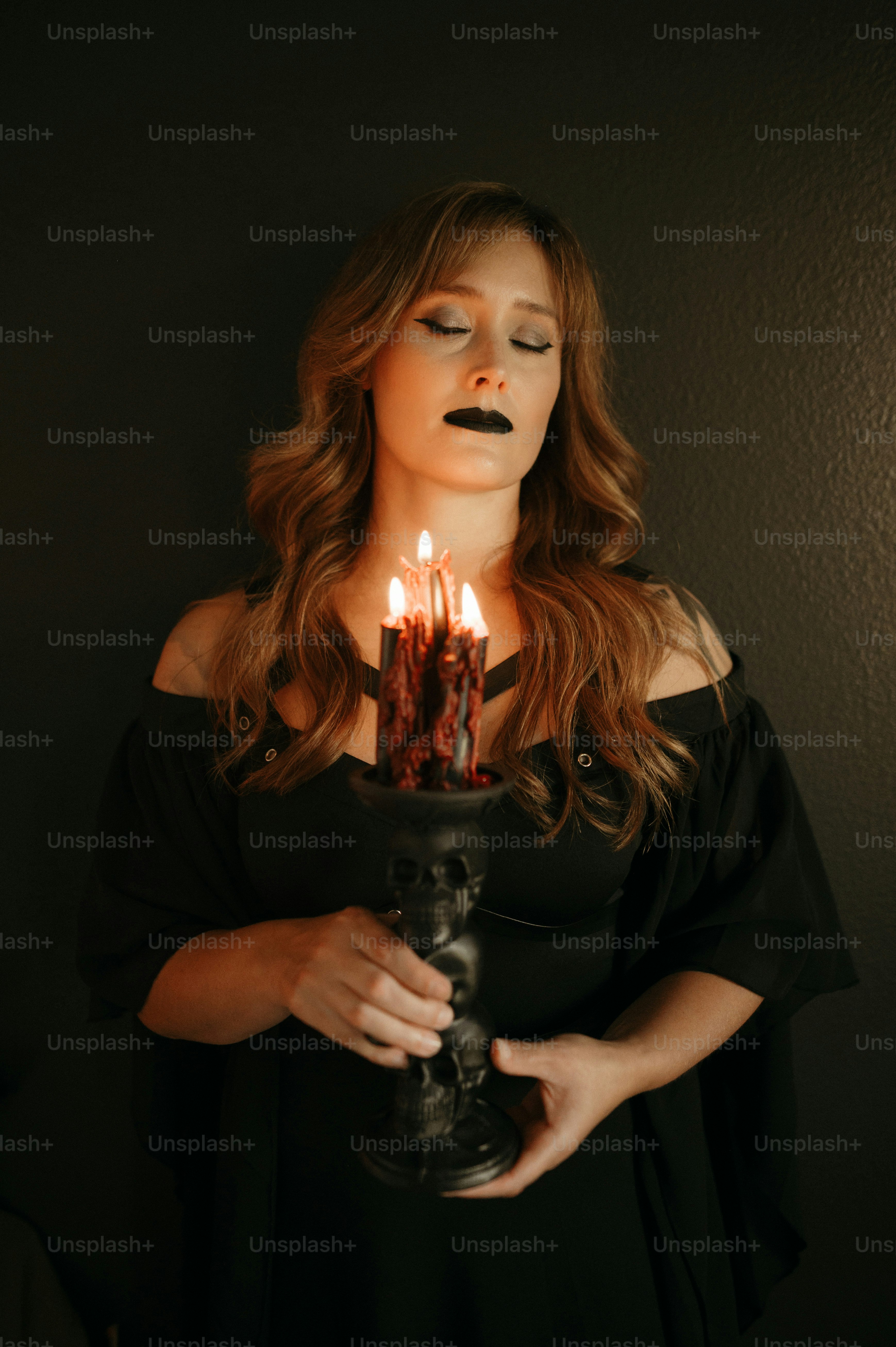 Une femme tenant une bougie allumée dans ses mains photo – Femme Photo ...