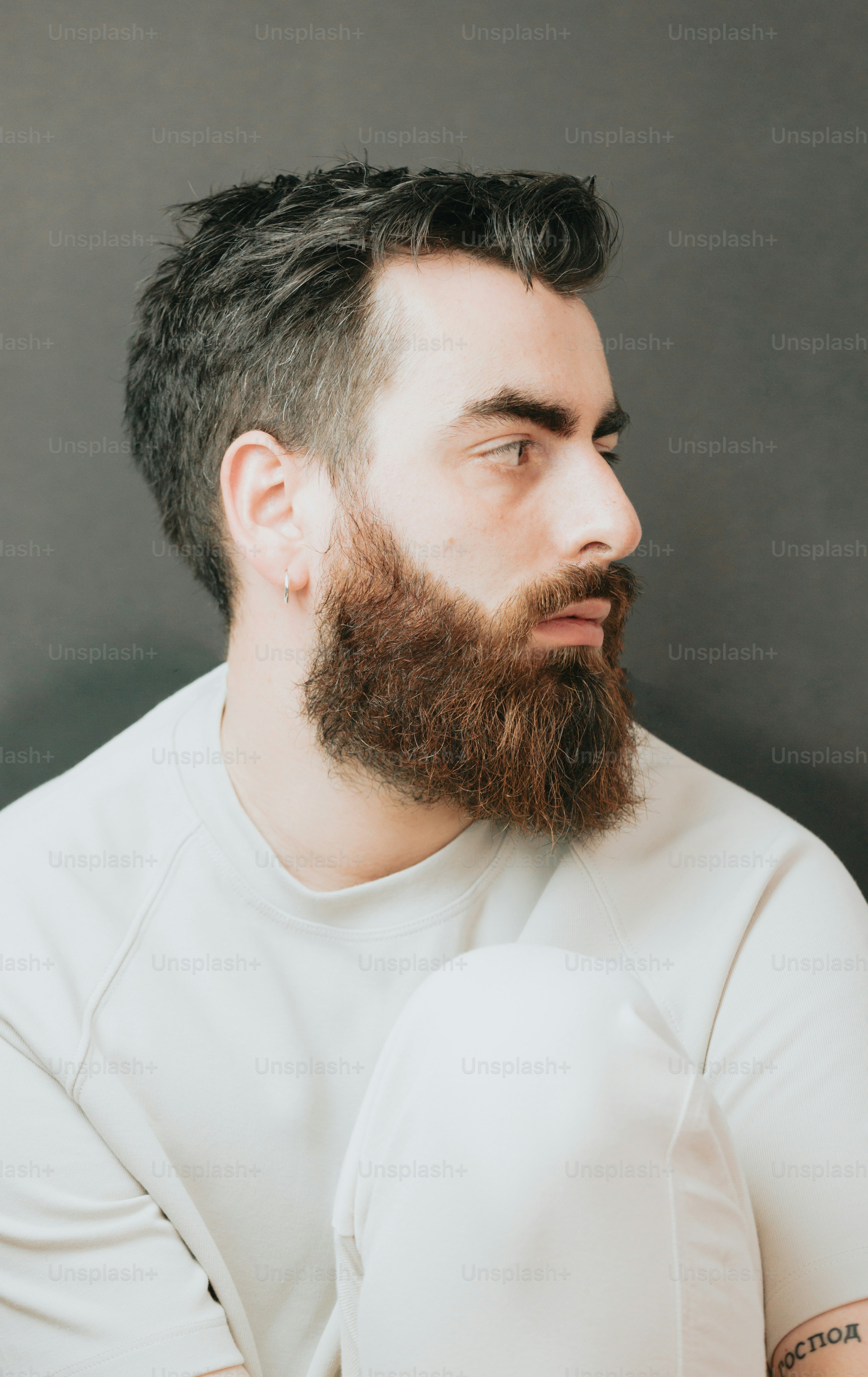 Um homem com barba e camisa branca foto – Imagem sobre Retrato na Unsplash