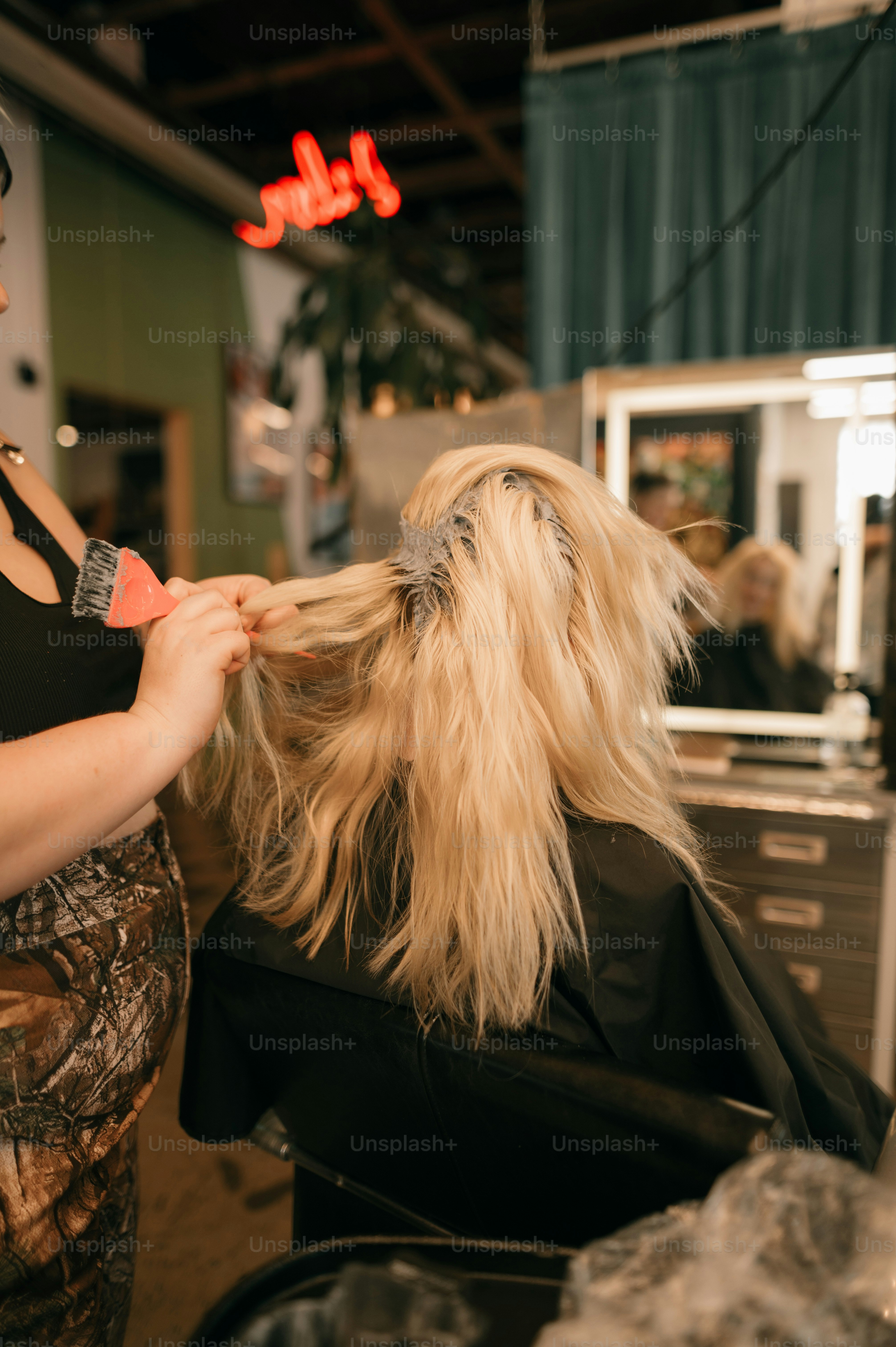 A woman getting her hair cut in a salon photo – Hair cut Image on Unsplash