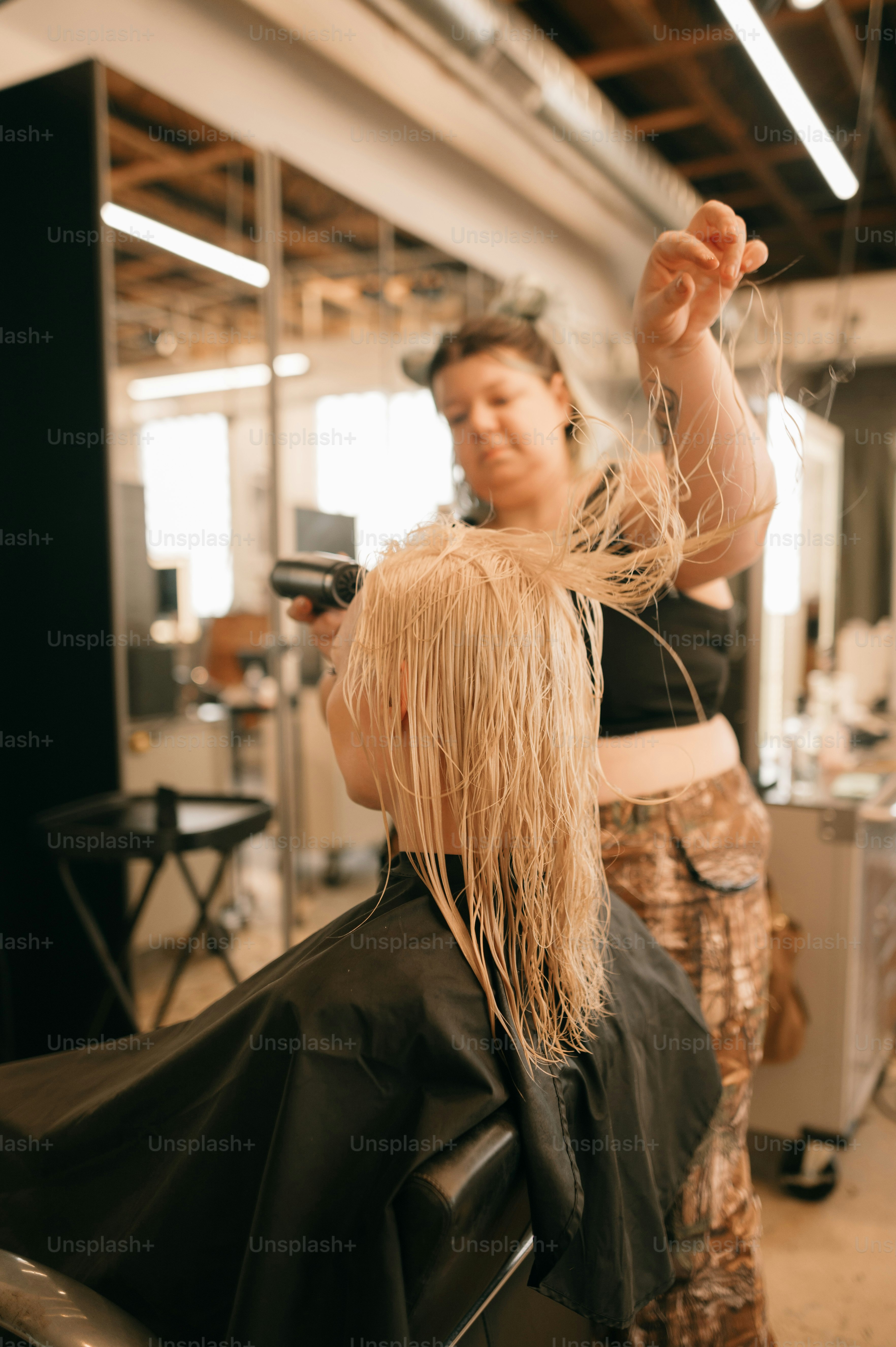 Foto Una mujer cortando el cabello de otra mujer en un salón ...