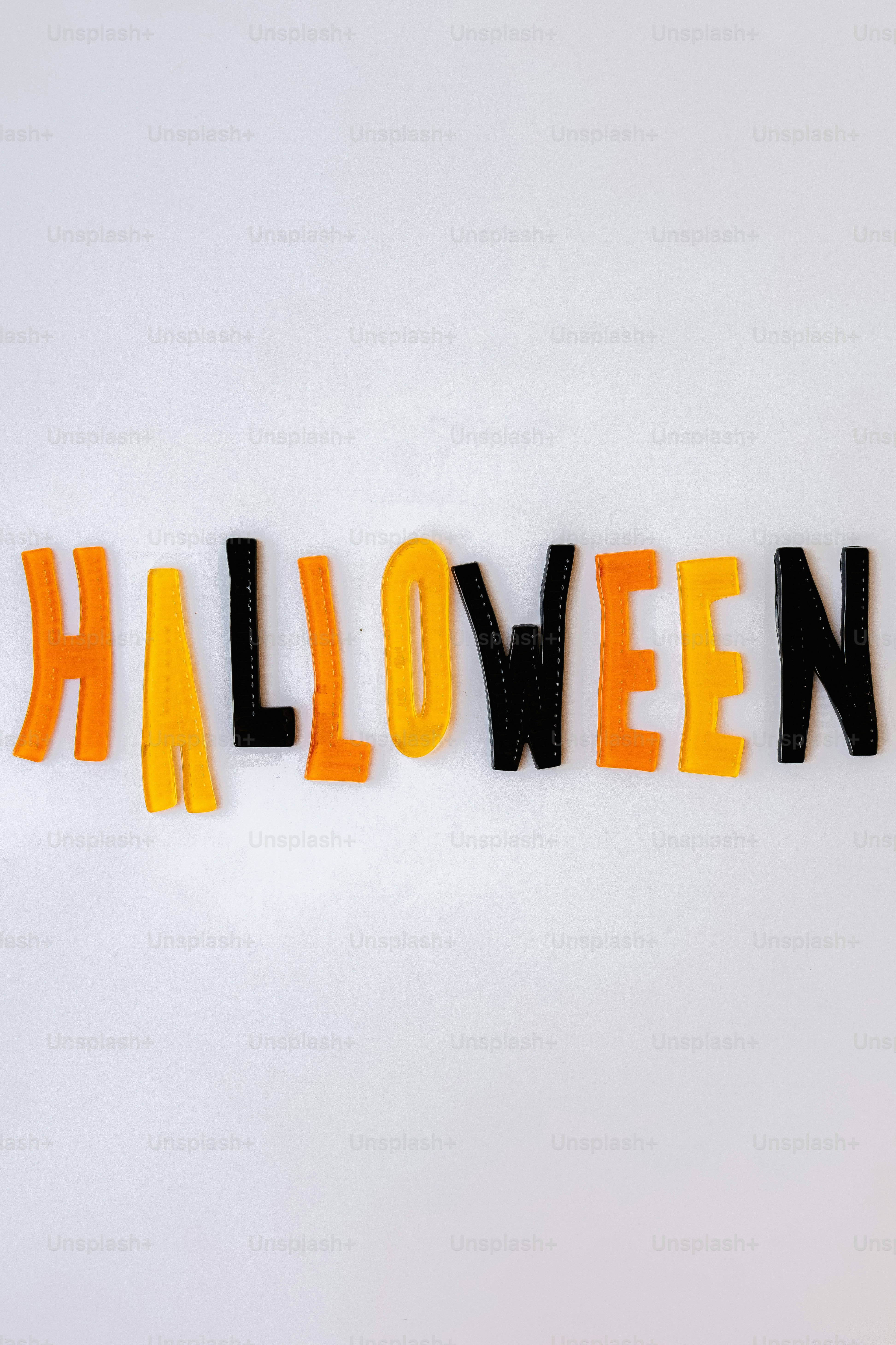 Le mot Halloween épelé à partir de lettres découpées photo – Contexte ...