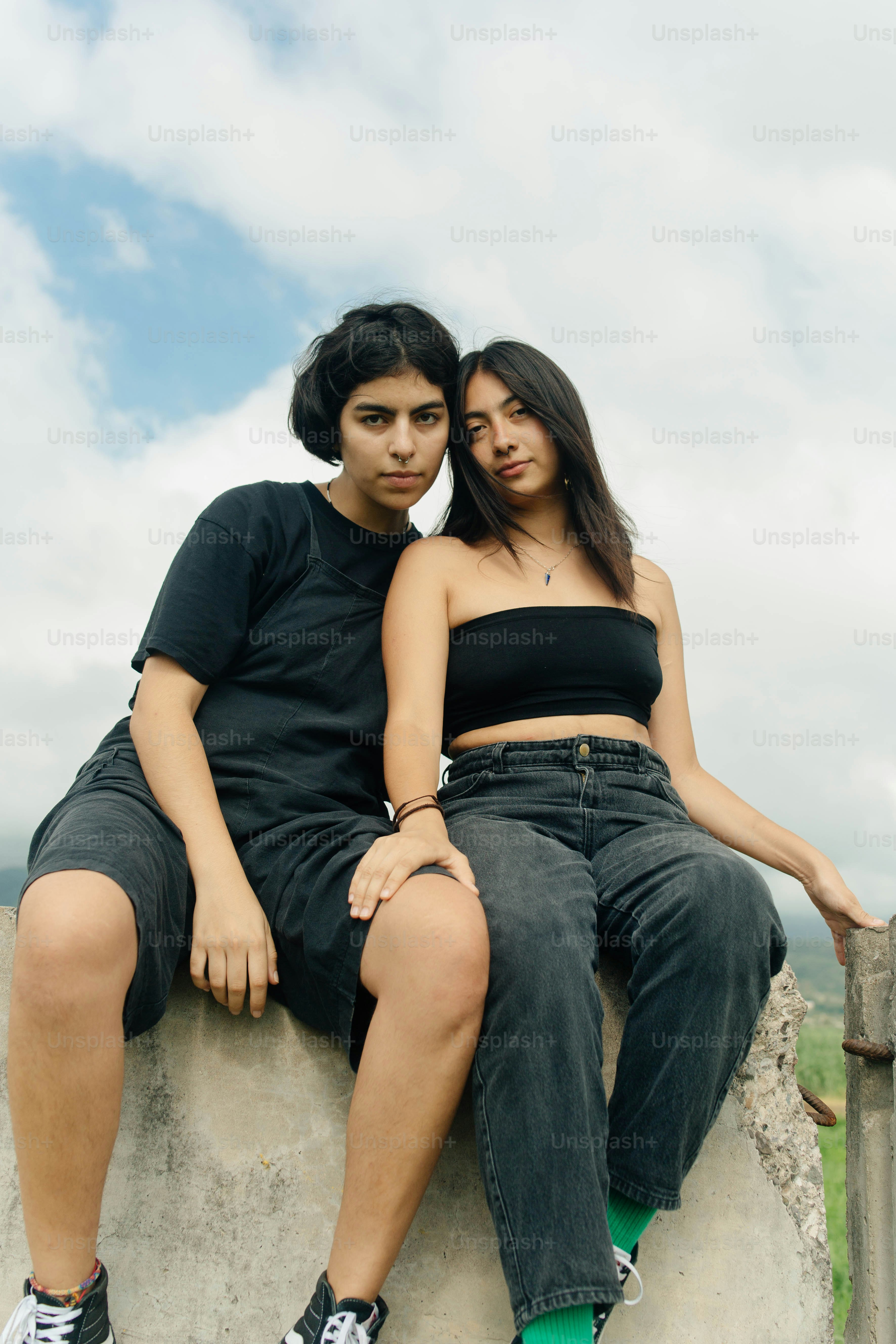 A man and a woman sitting on a rock photo – Genz Image on Unsplash