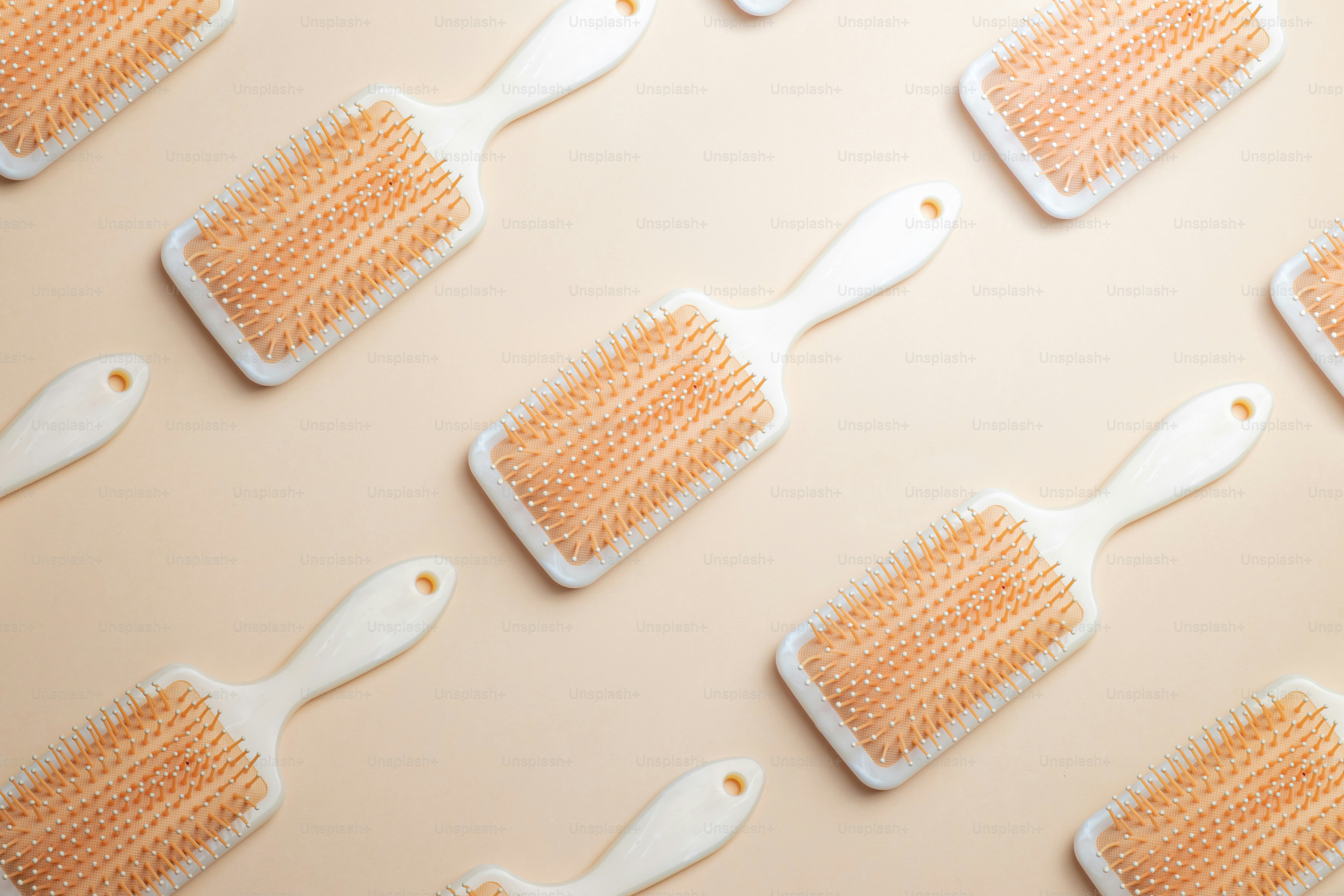 A close up of a bunch of brushes on a table photo – Brush Image on Unsplash